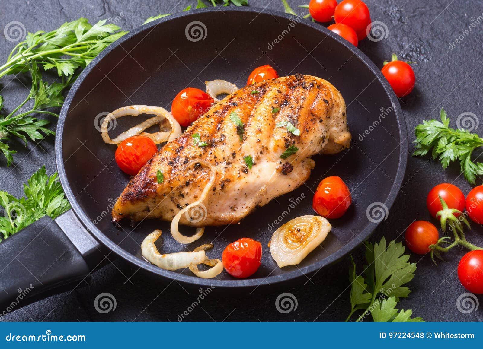 Pecho De Pollo Asado a La Parilla Foto de archivo - Imagen de verde ...