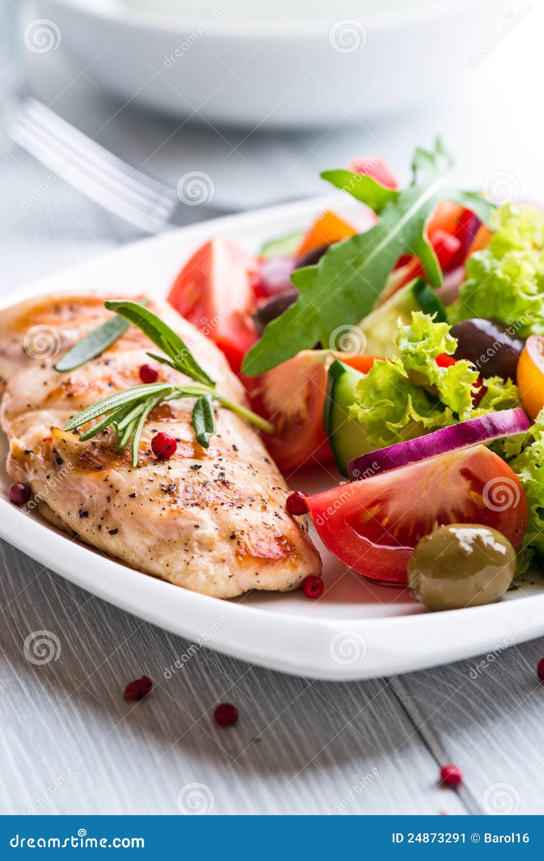 Pecho De Pollo Asado a La Parilla Con La Ensalada Imagen de archivo ...