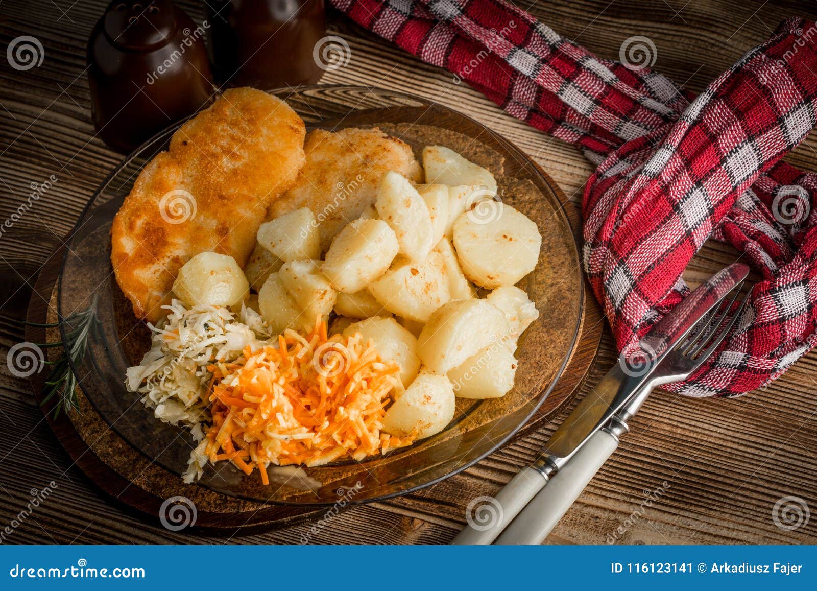 Pecho de pollo frito imagen de archivo. Imagen de ensalada - 116123141