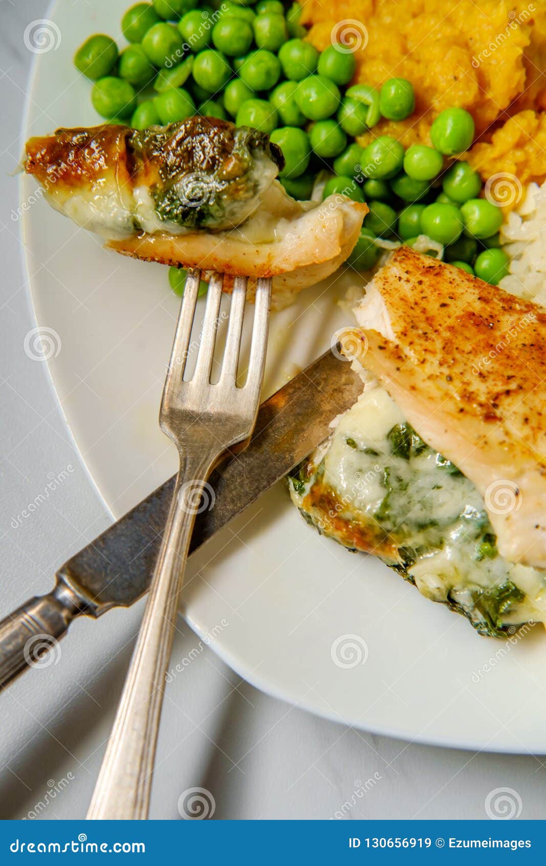 Pecho de pollo relleno imagen de archivo. Imagen de patatas - 130656919