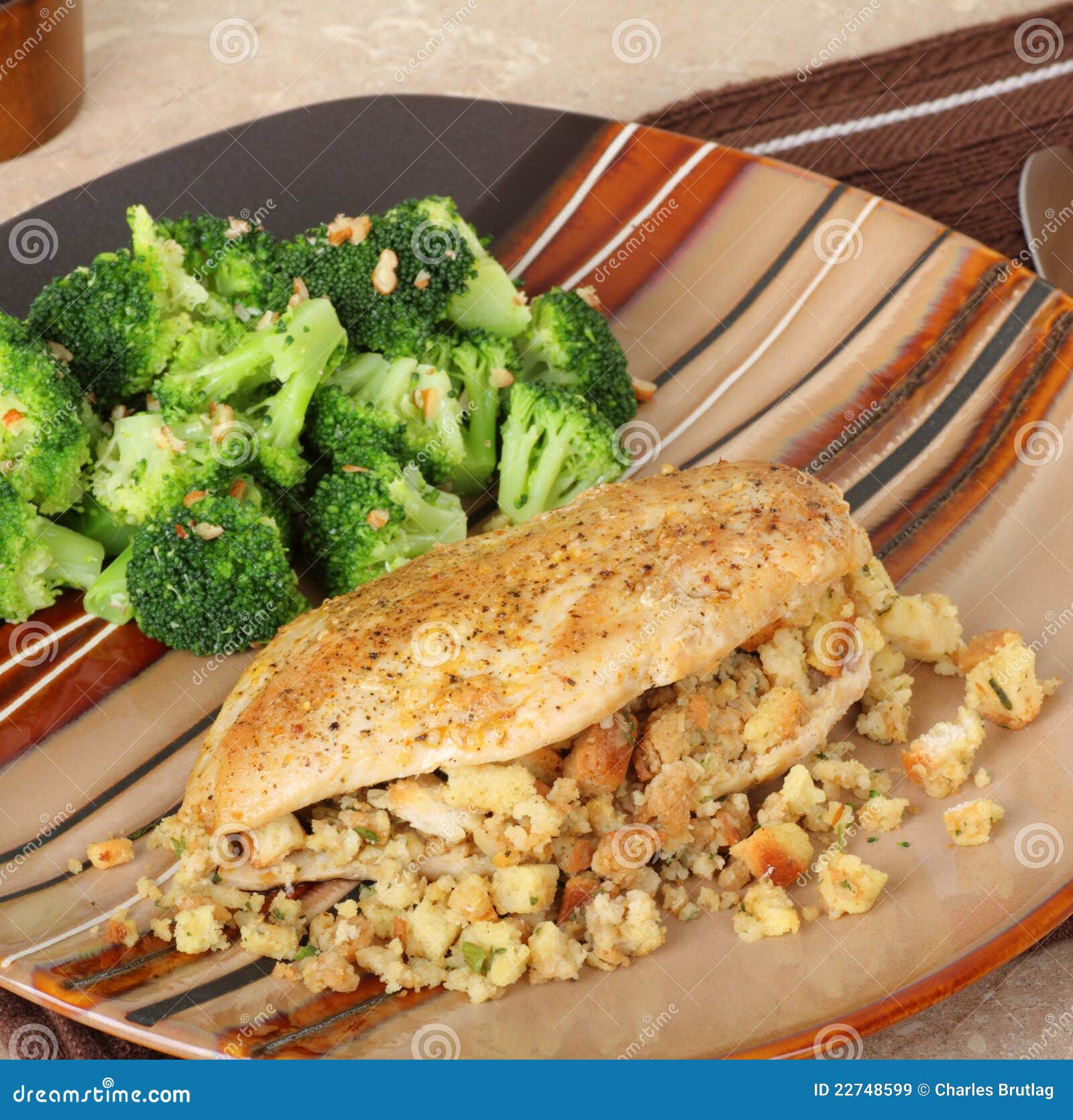 Pecho de pollo relleno imagen de archivo. Imagen de blanco - 22748599