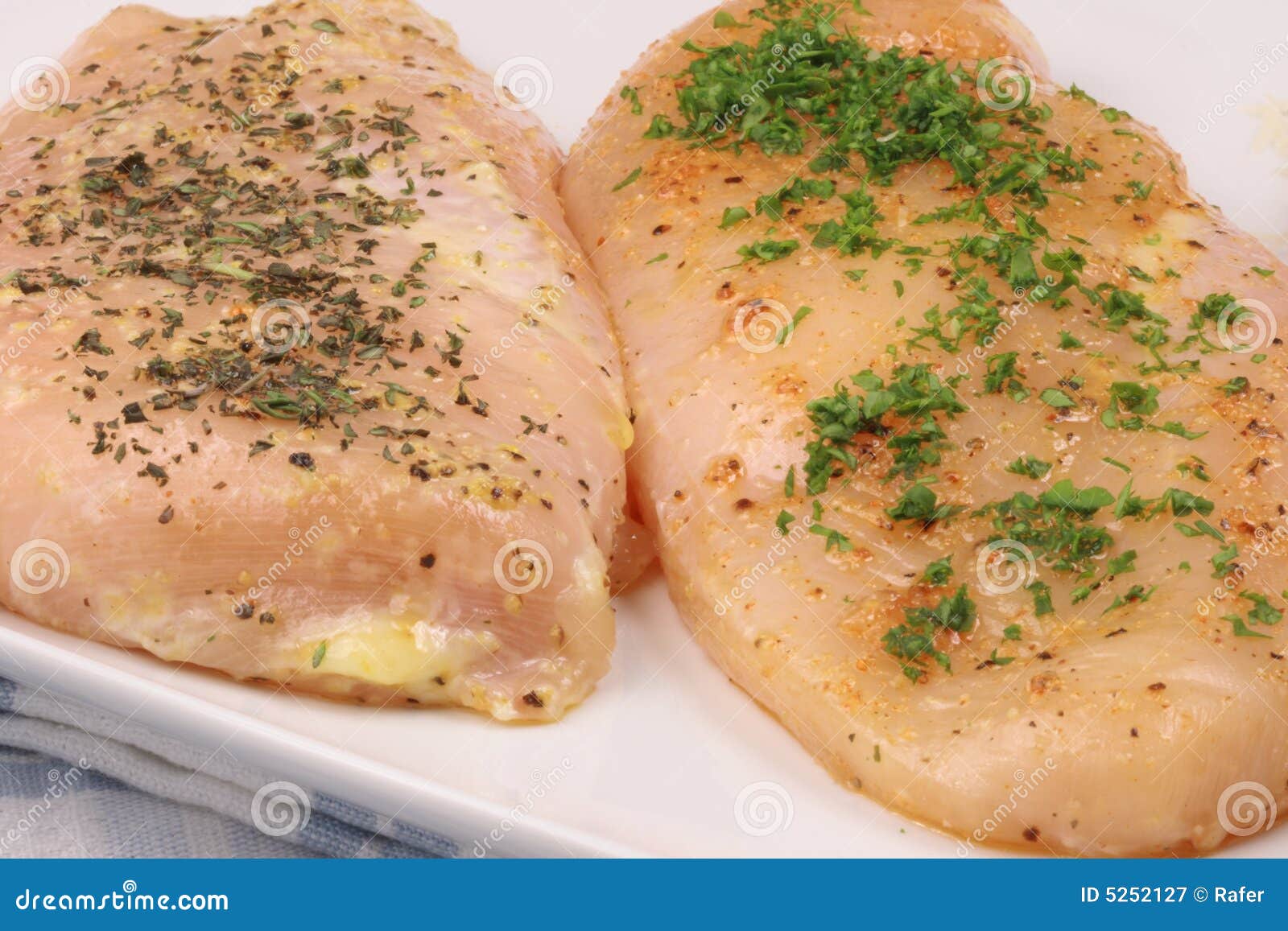 Pecho De Pollo Sazonado Sin Procesar Imagen de archivo - Imagen de ...