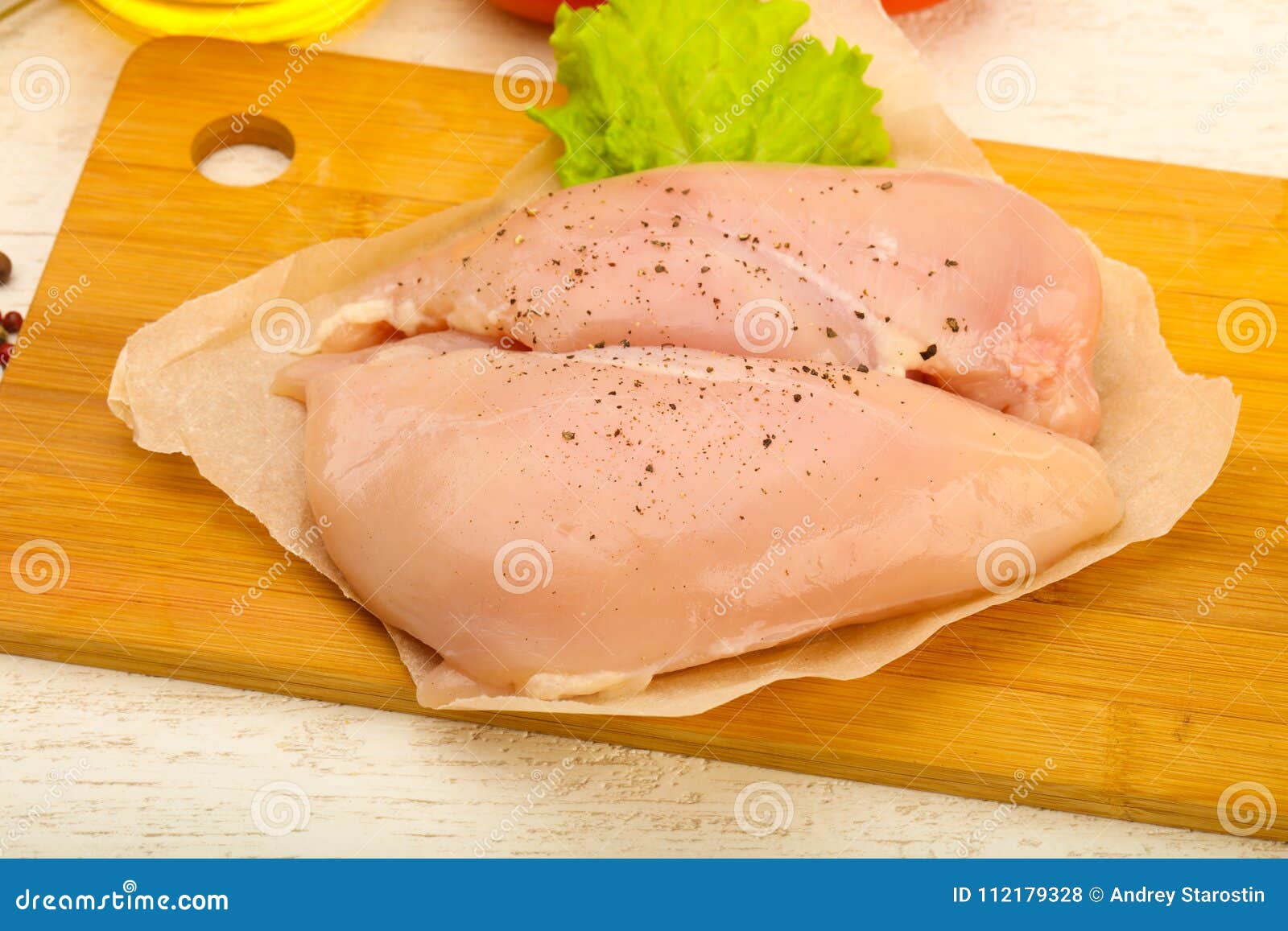 Pecho De Pollo Sin Procesar Foto de archivo - Imagen de pecho, animal ...