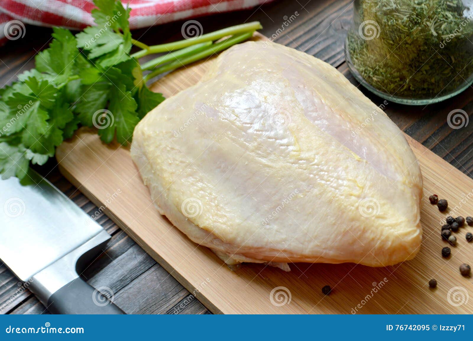 Pecho De Pollo Sin Procesar Imagen de archivo - Imagen de entero ...