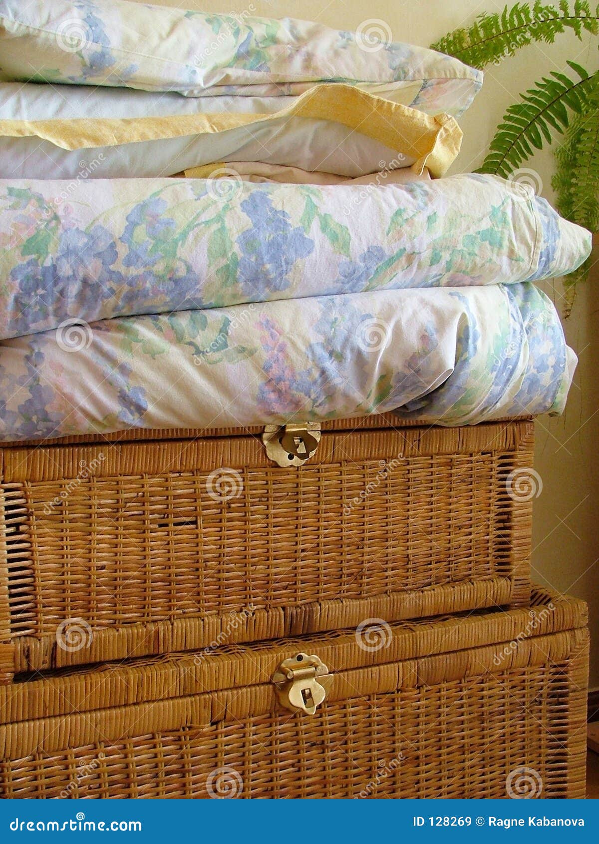 Pecho y linos de madera imagen de archivo. Imagen de étnico - 128269