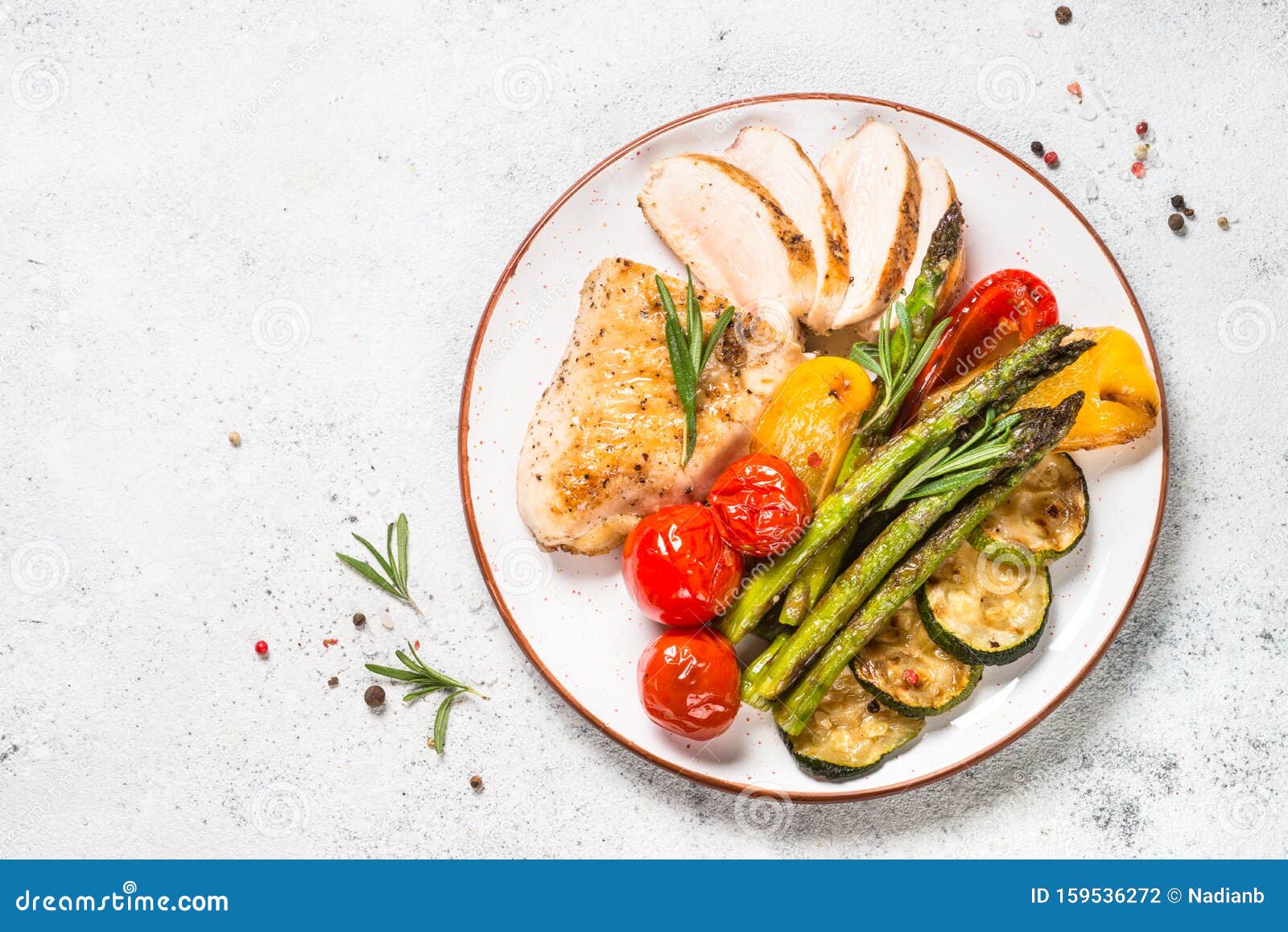 Pechuga De Pollo Asada Con Verduras Foto de archivo - Imagen de piedra ...