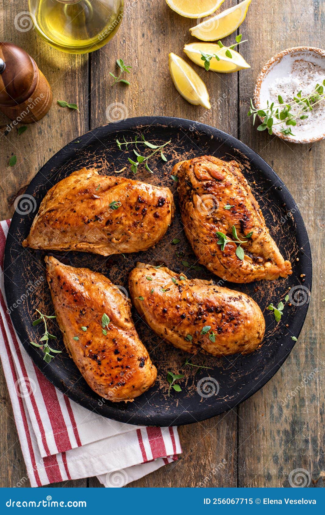 Pechuga De Pollo Asada O Asada Con Hierbas Imagen de archivo - Imagen ...