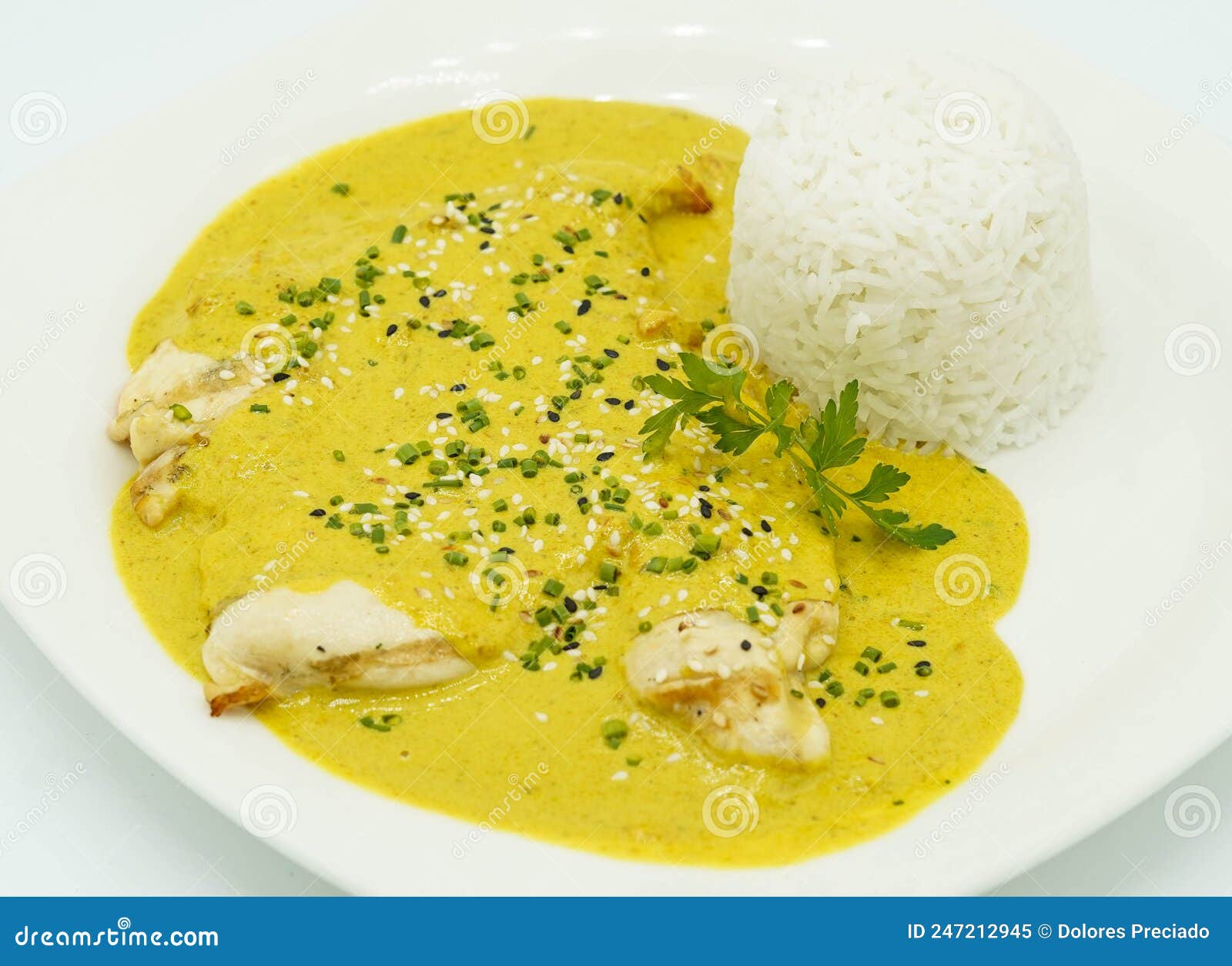 Pechuga De Pollo Con Arroz Blanco Y Salsa De Curry Imagen de archivo ...