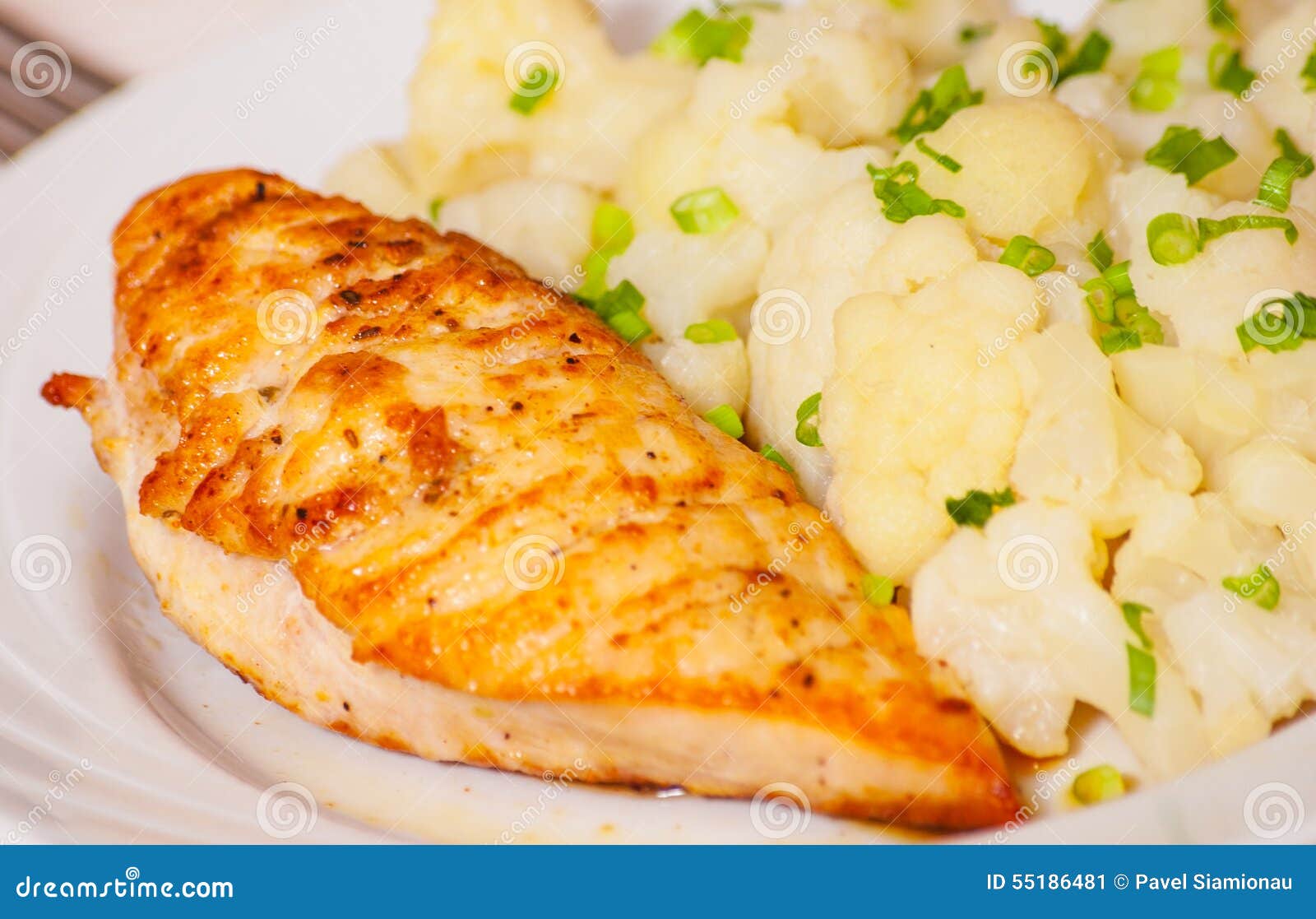 Pechuga De Pollo Con La Coliflor Imagen de archivo - Imagen de coliflor ...