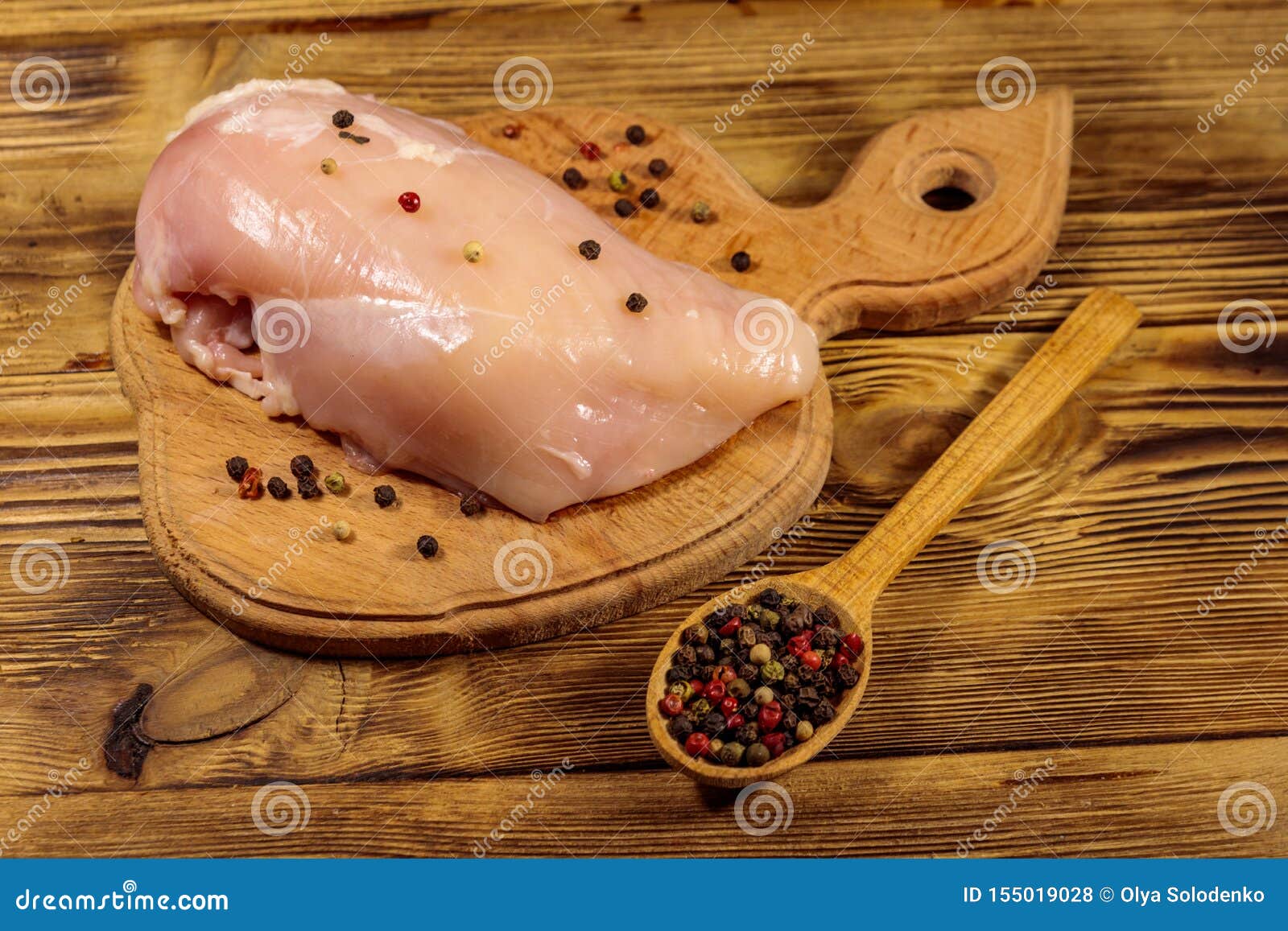 Pechuga De Pollo Cruda En Tabla De Cortar En La Tabla De Madera Foto de ...