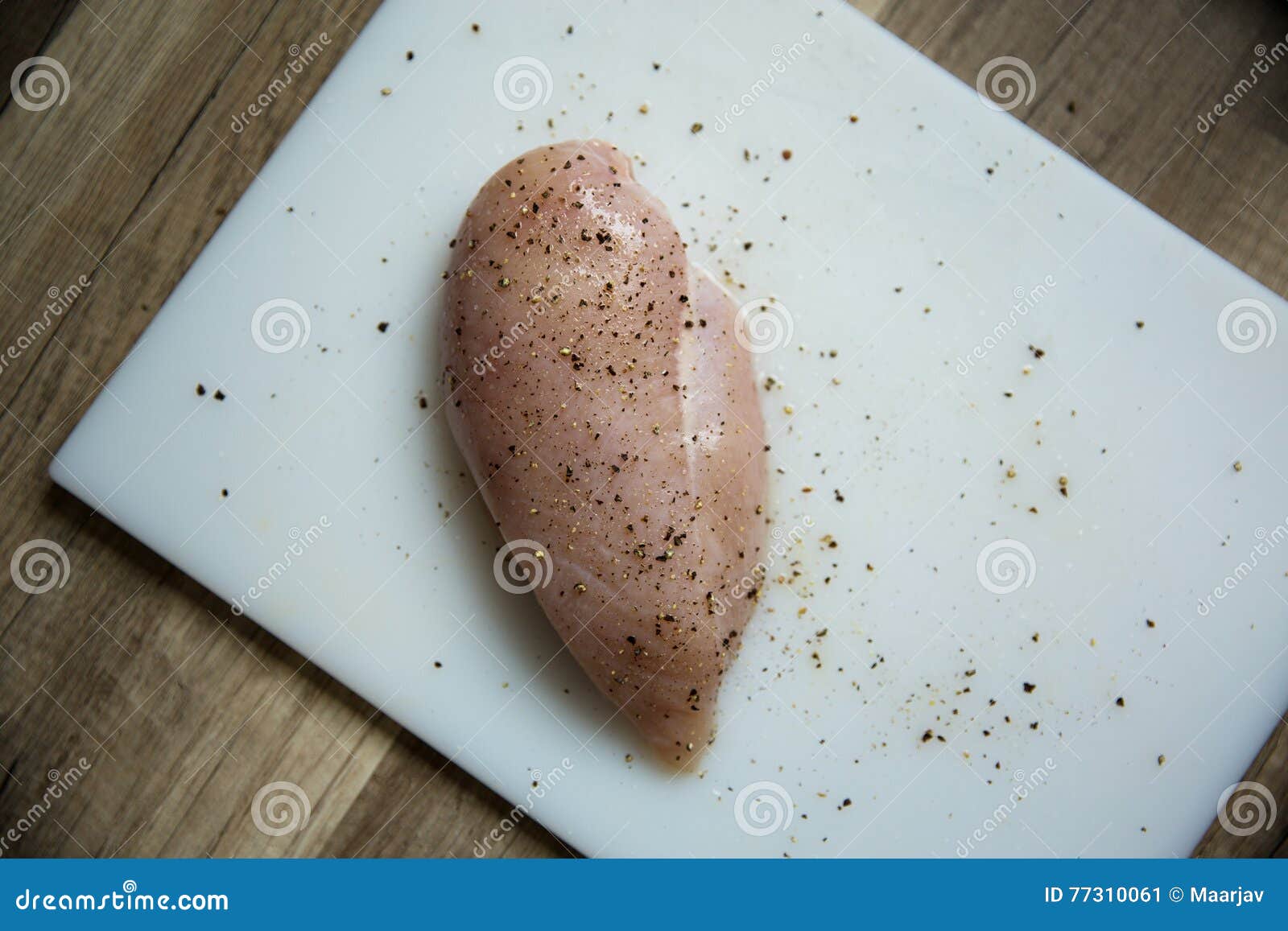 Pechuga De Pollo Cruda, Sazonada Imagen de archivo - Imagen de poultry ...