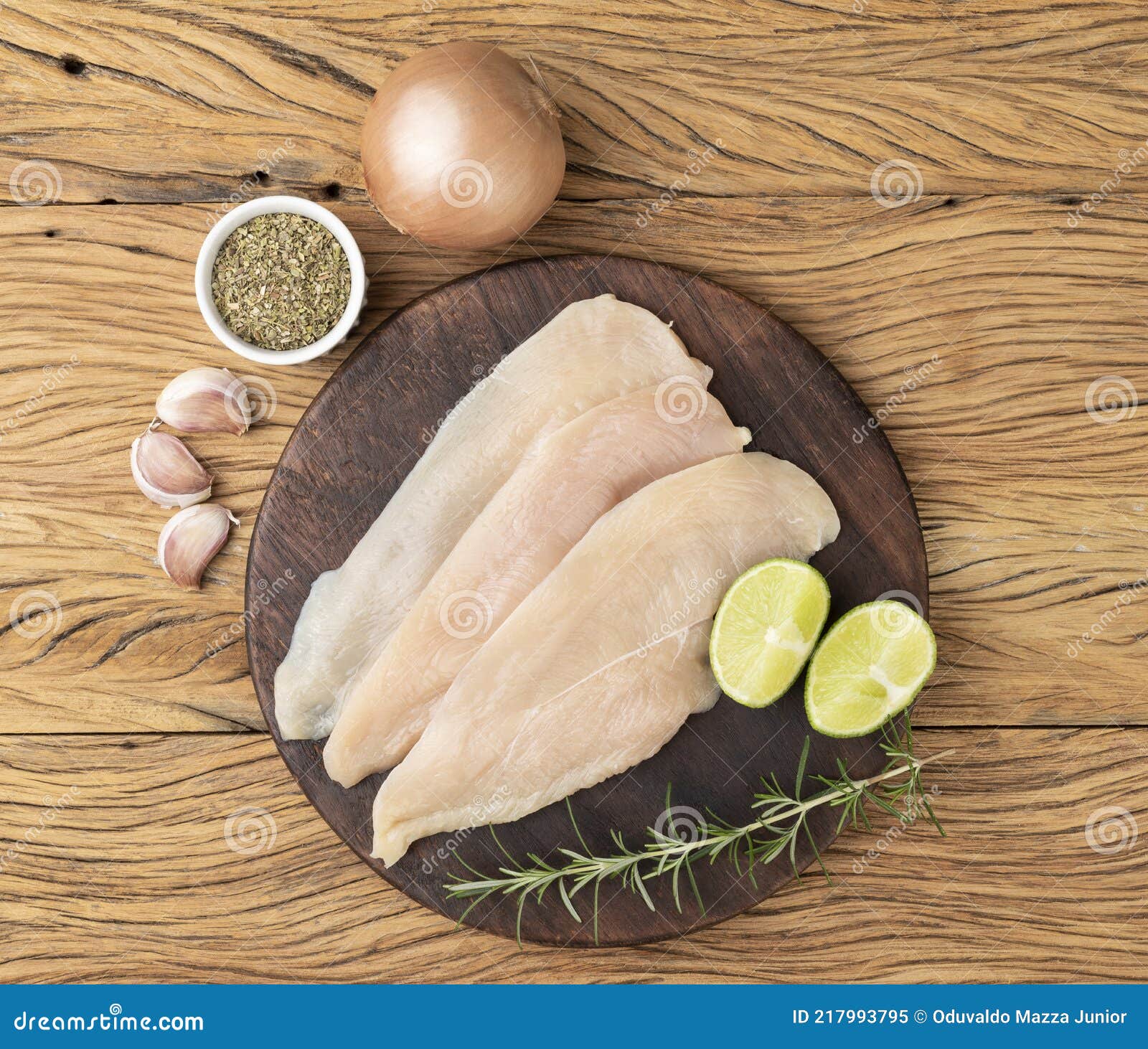 Pechuga De Pollo Sobre Tabla De Madera Con Condimentos Imagen de ...