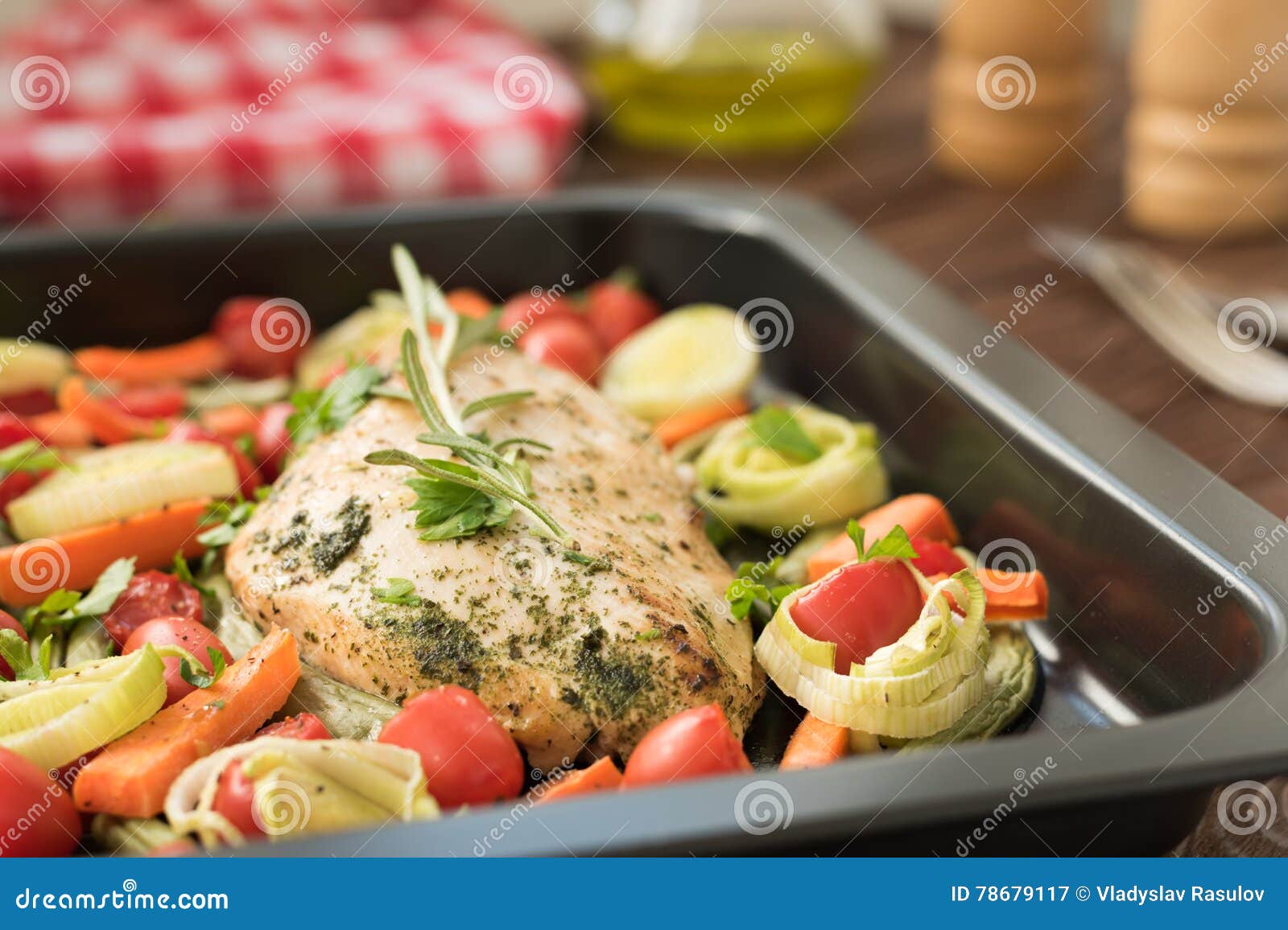 Pechugas De Pollo Con Ajo Y Romero Imagen de archivo - Imagen de fresco ...