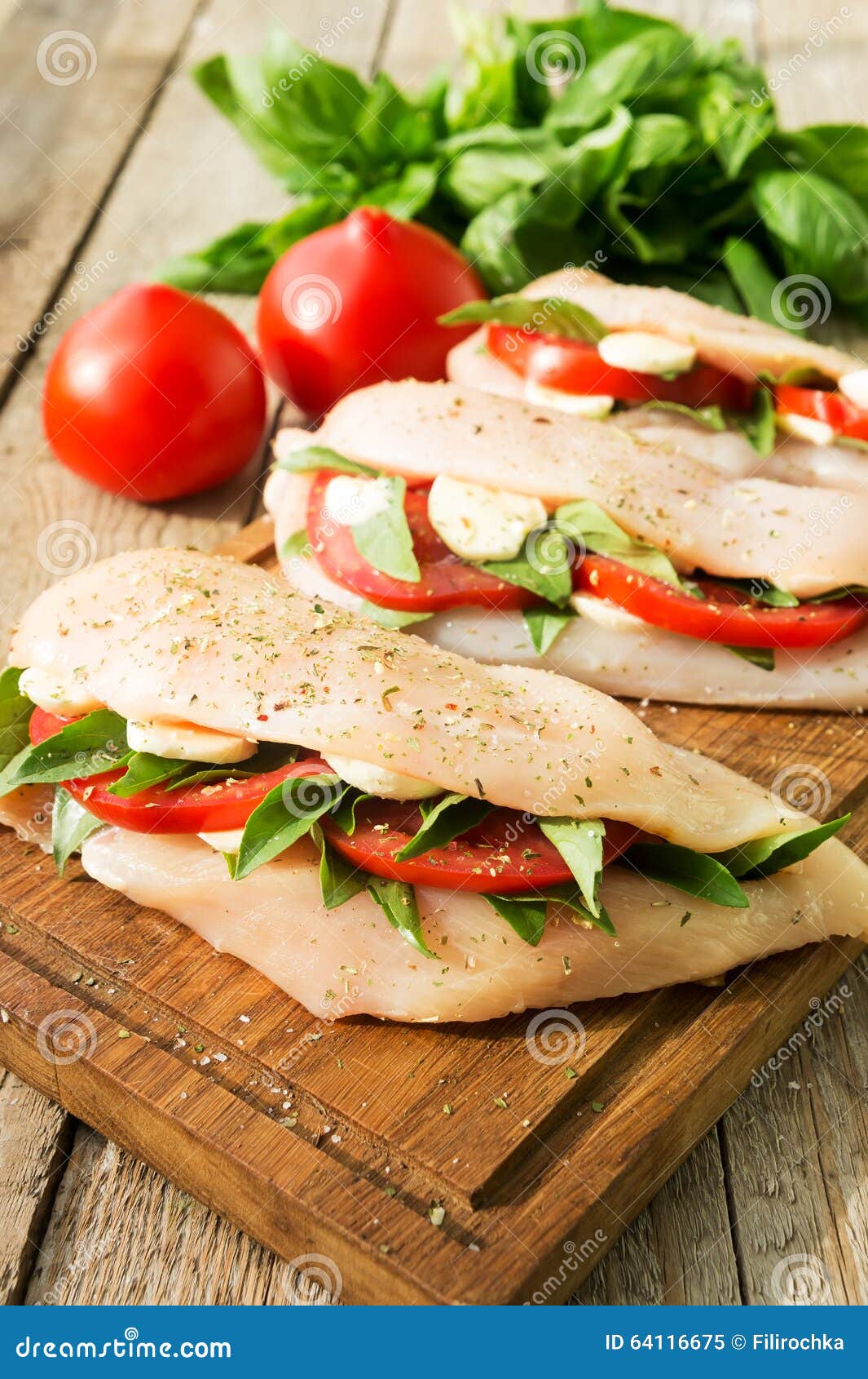 Pechugas De Pollo Crudas Rellenas Con Las Verduras Imagen de archivo ...