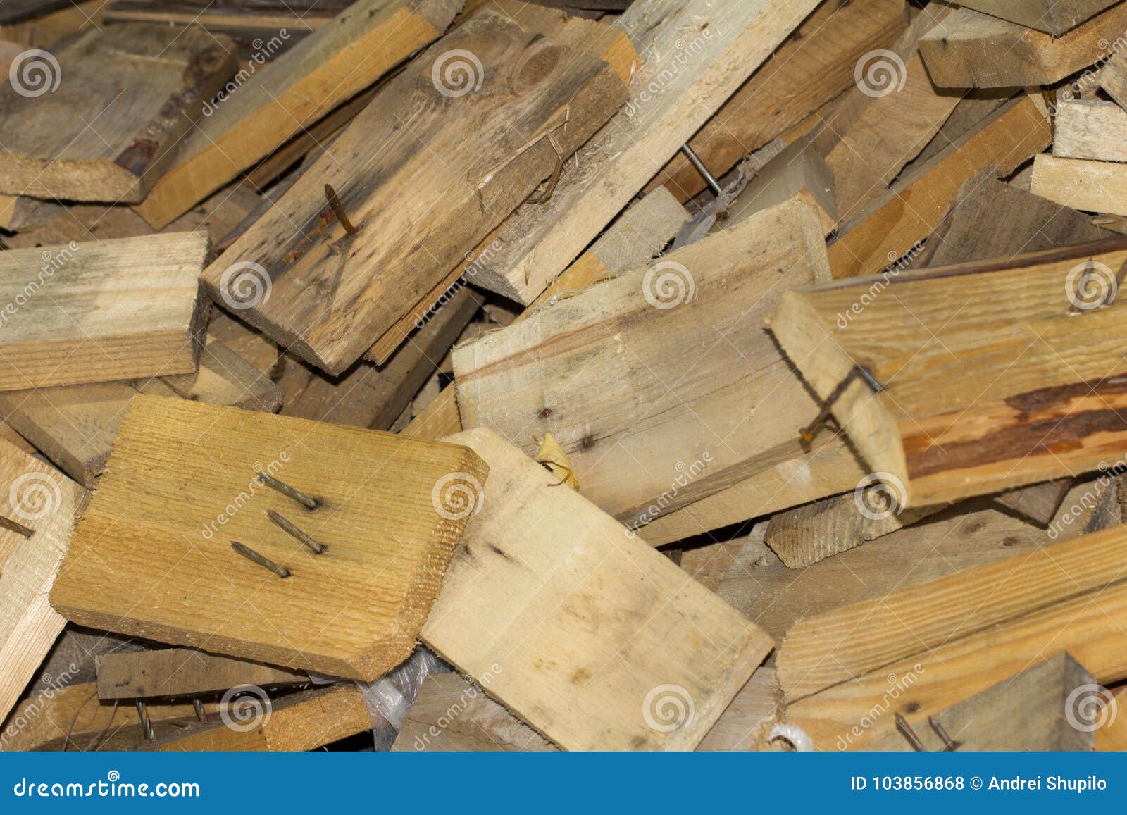 Pedazo De Madera Con Los Clavos Como Fondo Foto de archivo - Imagen de ...