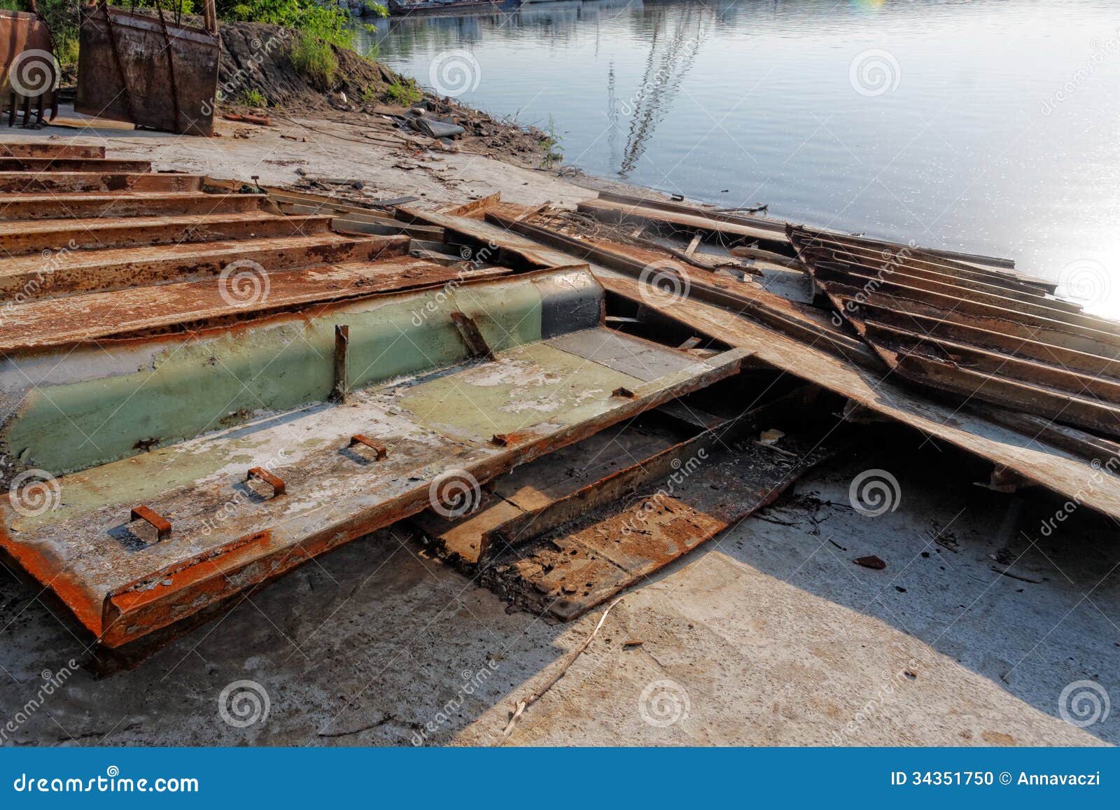 Pedazo De Metal En La Orilla Foto de archivo - Imagen de hierro ...