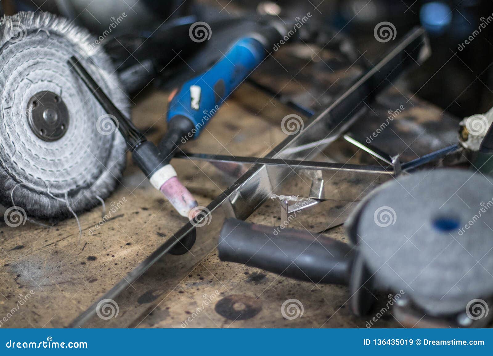 Pedazo Del Metal En Una Tabla Imagen de archivo - Imagen de fuego, esto ...