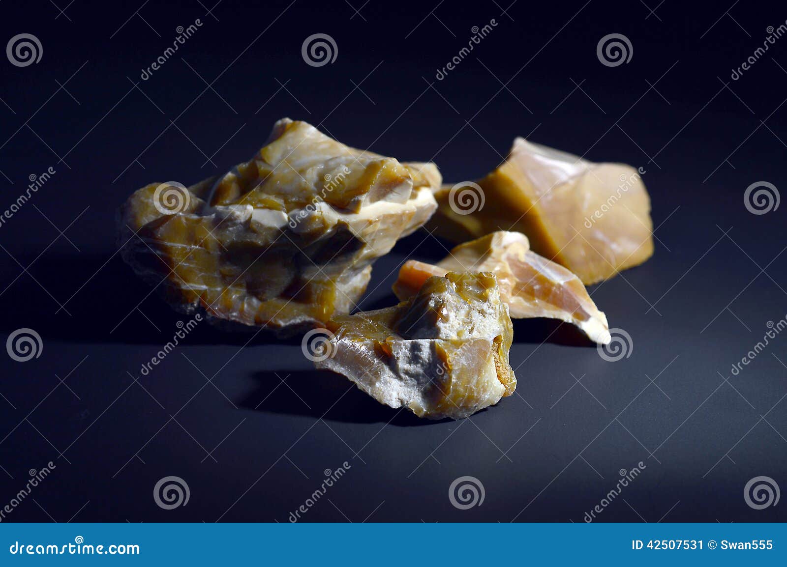 Pedernal, piedra imagen de archivo. Imagen de estudio - 42507531