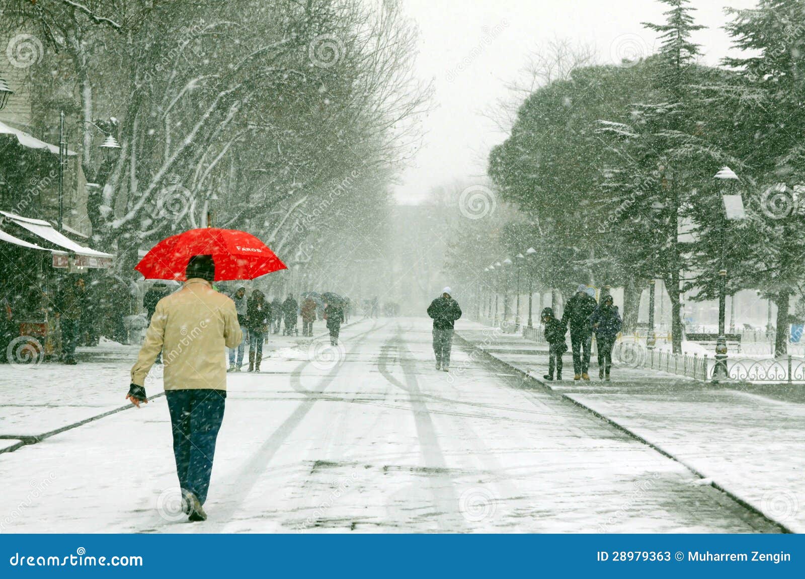 Pedestre em um dia nevado foto de stock editorial. Imagem de inverno ...