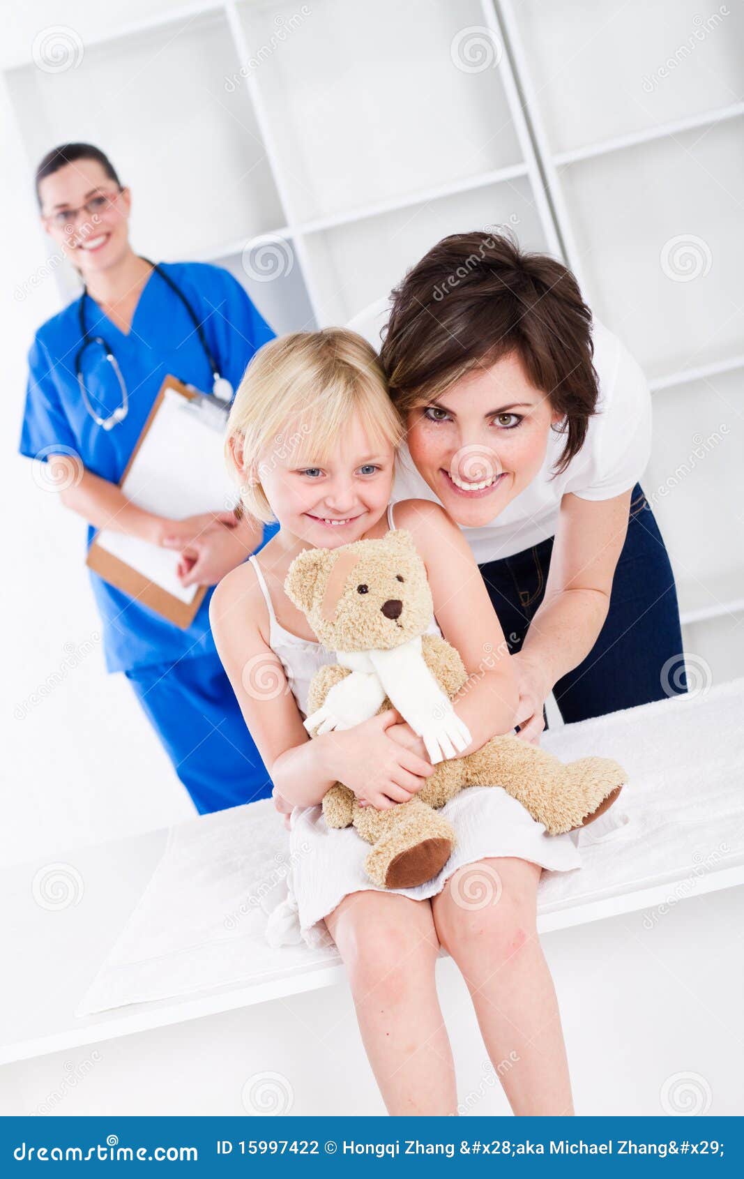 Pediater, mamma, meisje stock foto. Image of diagnostiseer - 15997422