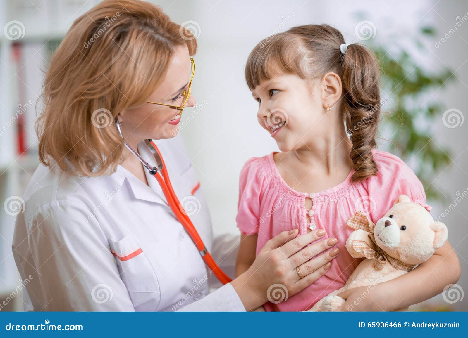 Pediatrician Talking Positively with Kid Stock Photo - Image of clinic ...