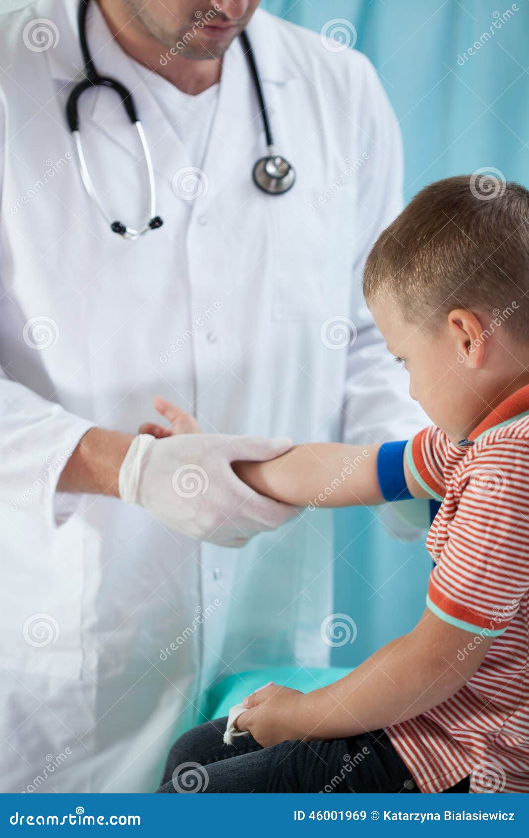 Pediatrist Make an Injection Stock Image - Image of occupation, patient ...