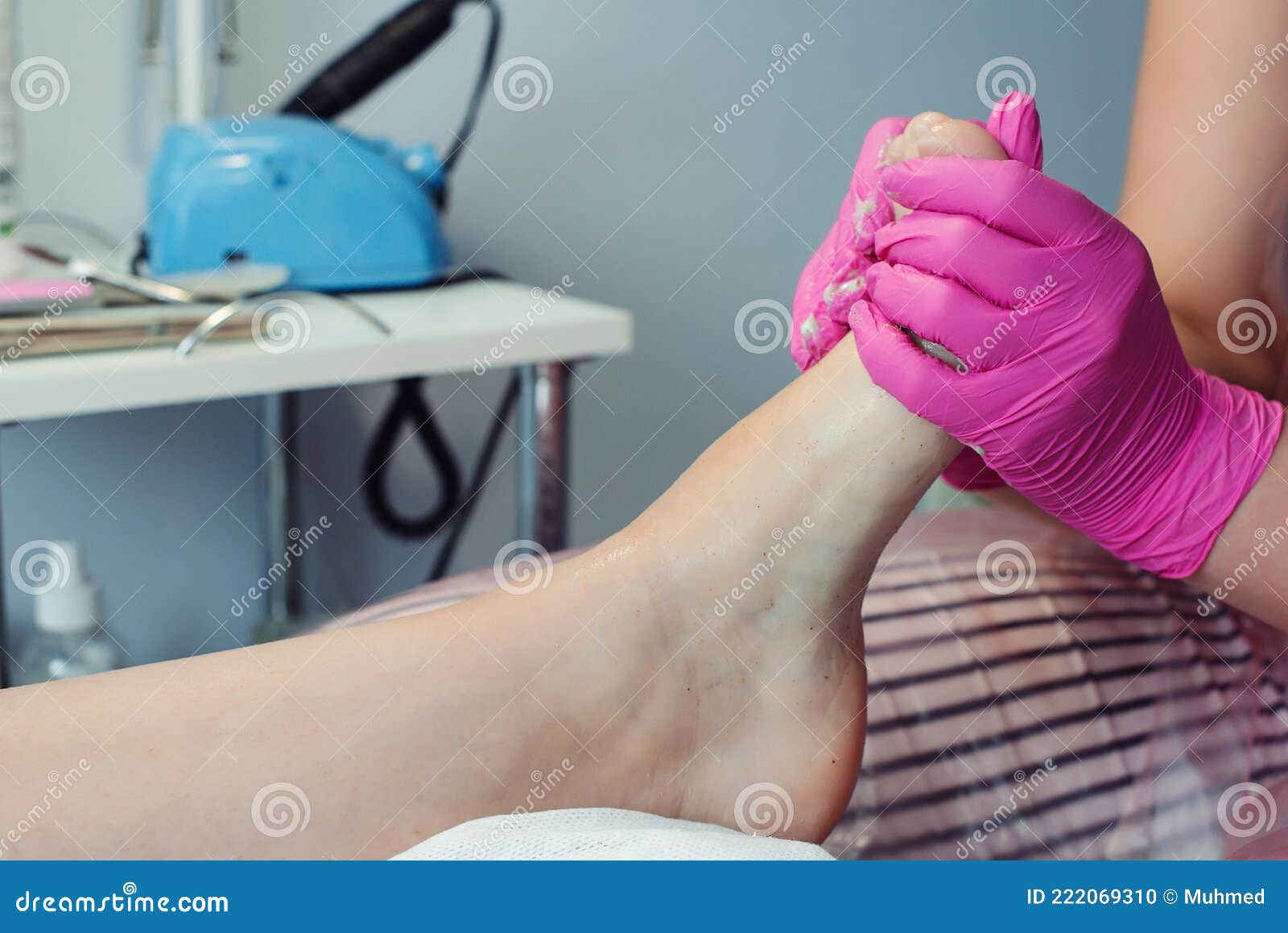 Pedicure Master Massaging Feet With Scrub Professional Pedicure In The