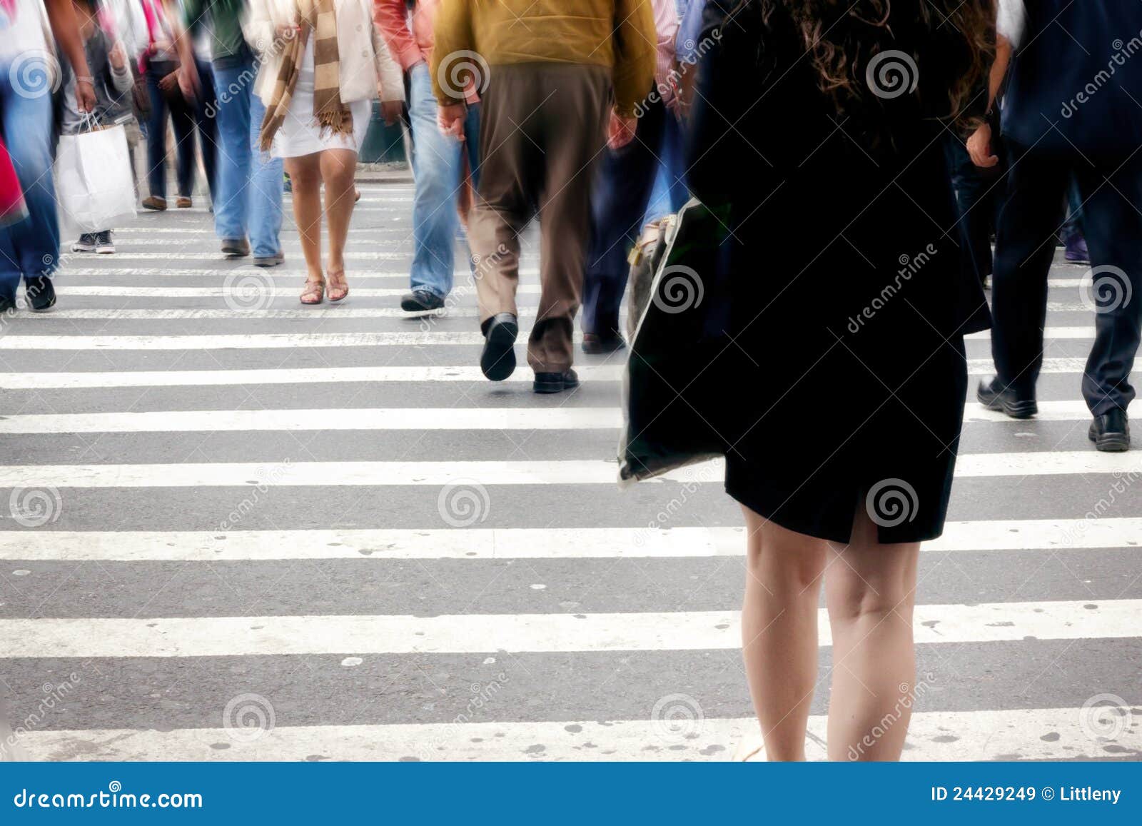 Pedoni di NYC immagine stock. Immagine di movimento, fretta - 24429249