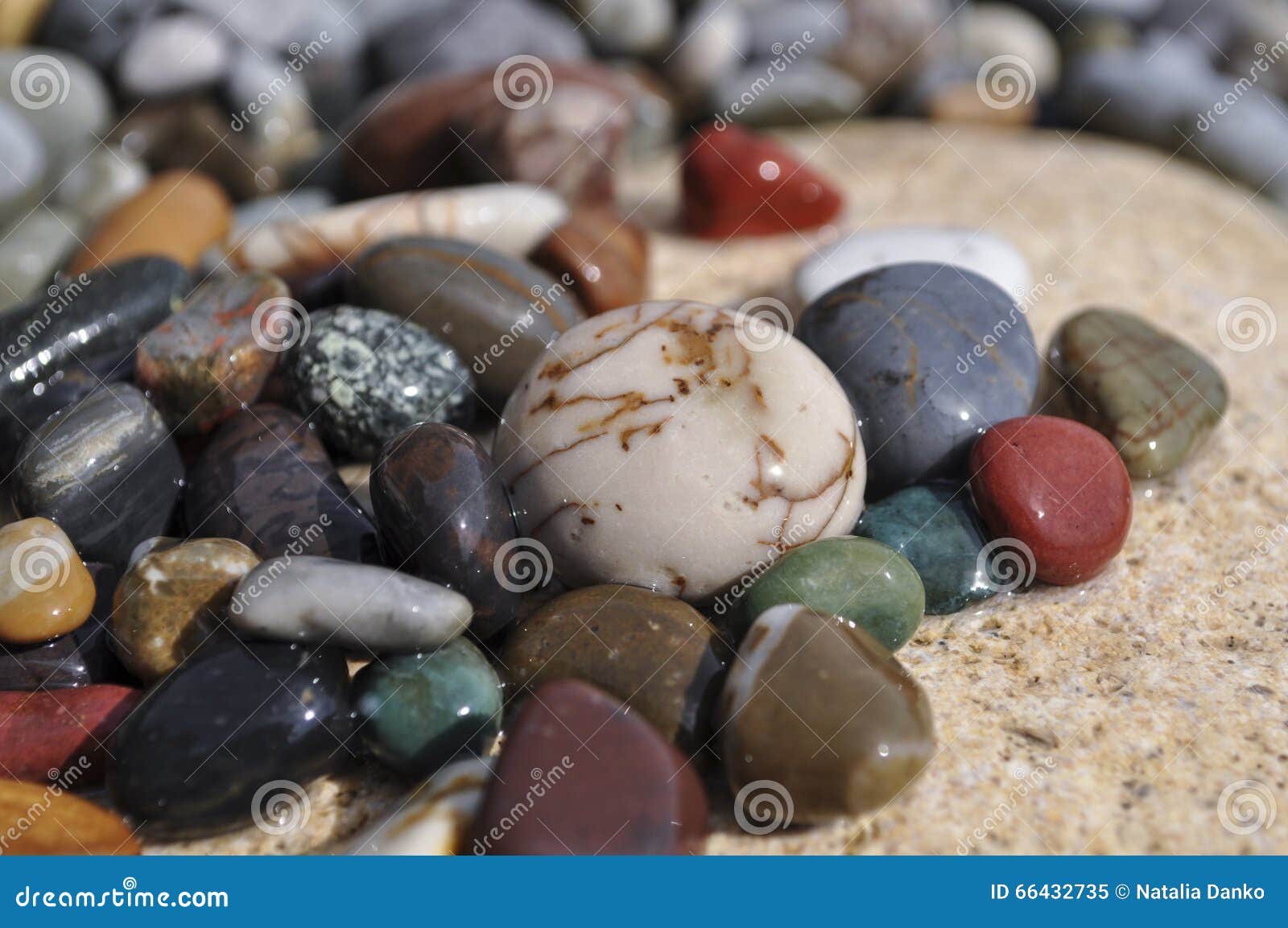 Pedras coloridas imagem de stock. Imagem de cinzento - 66432735