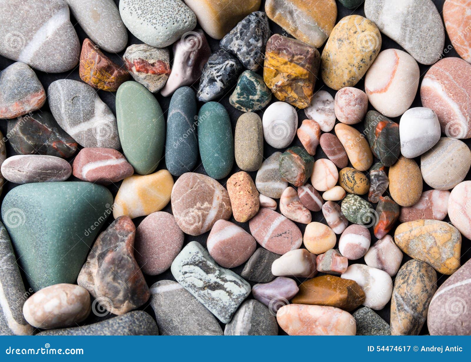 Pedras coloridas da praia imagem de stock. Imagem de mineral - 54474617