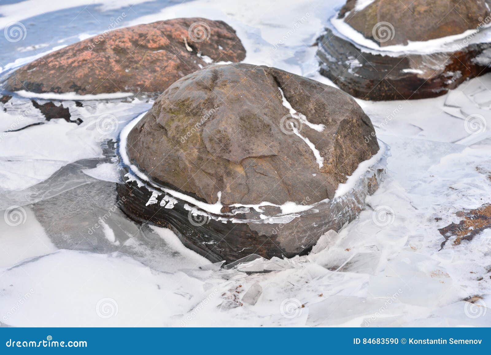 Pedras do granito no gelo foto de stock. Imagem de granito - 84683590