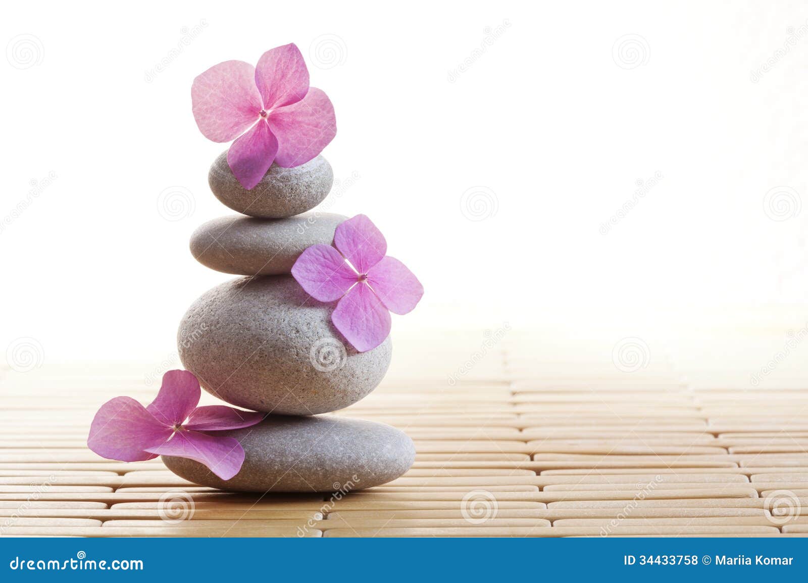 Pedras e flores do zen foto de stock. Imagem de isolado - 34433758