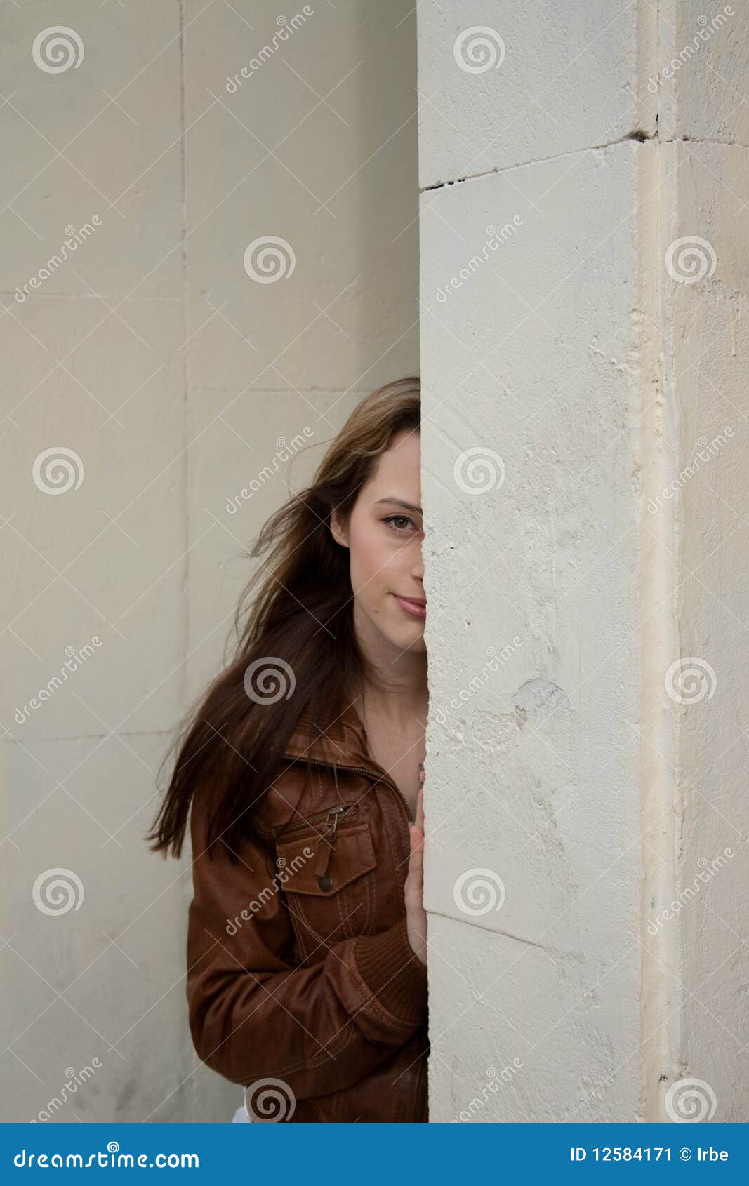 Peeks Bonitos Da Menina Para Fora De Um Canto Imagem de Stock - Imagem ...