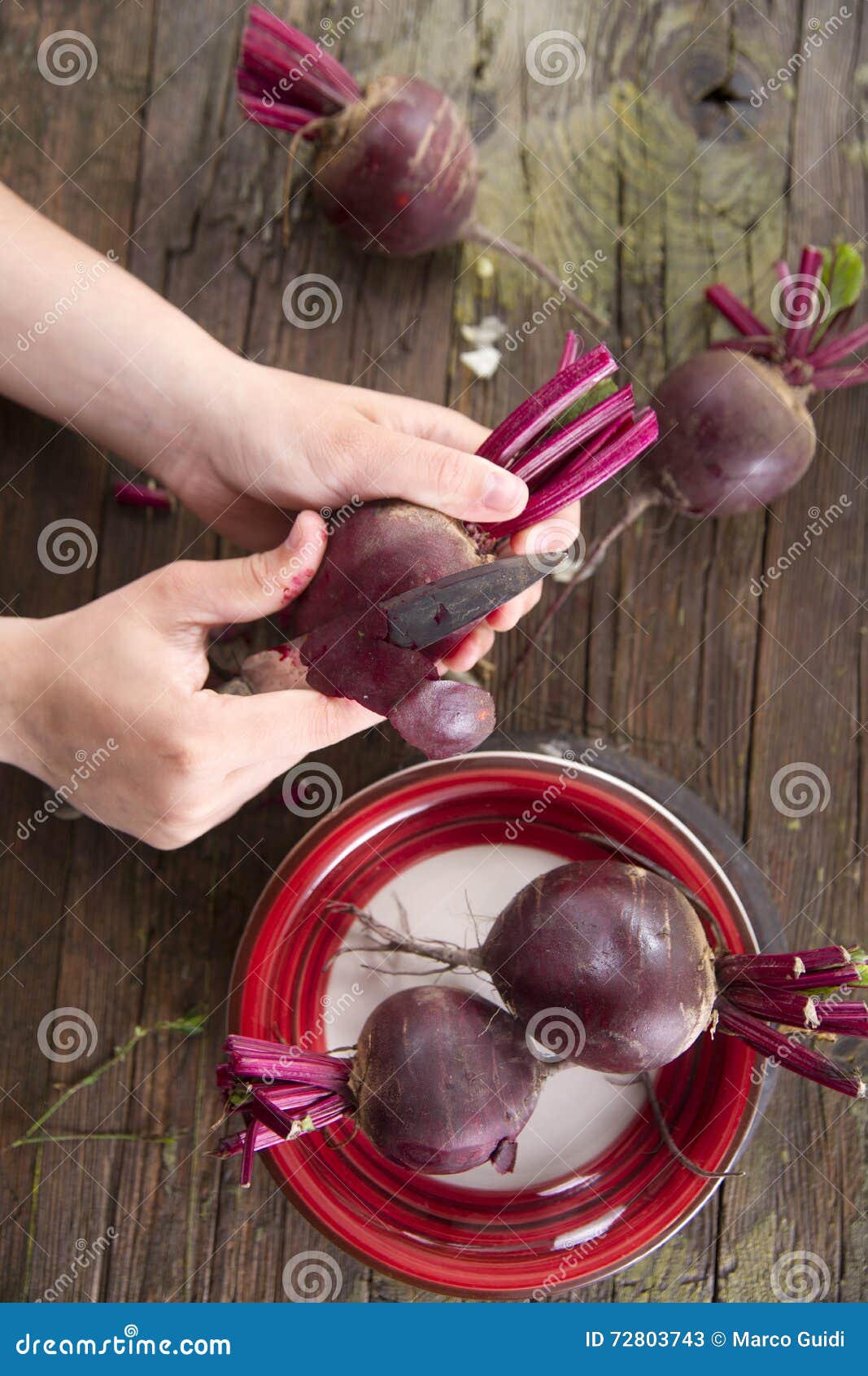 Peel the beetroot stock image. Image of fresh, beets - 72803743