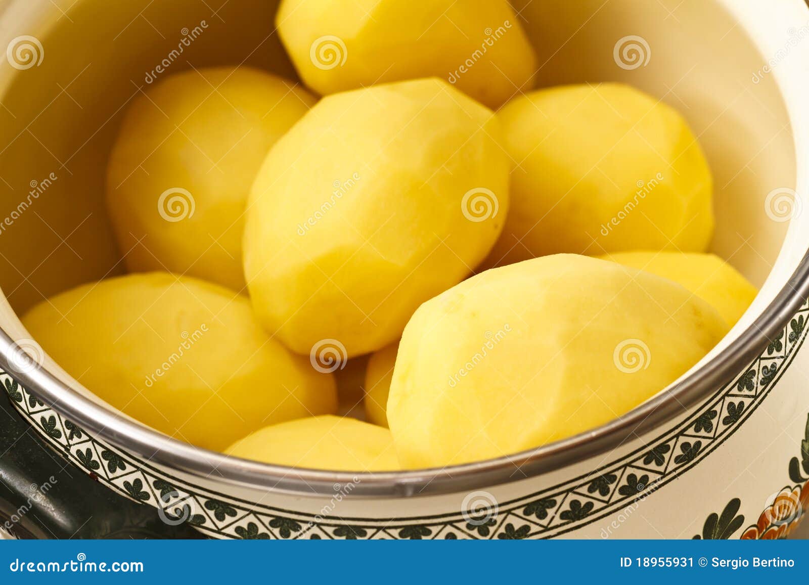 Peeled potatoes in bowl stock image. Image of potato - 18955931