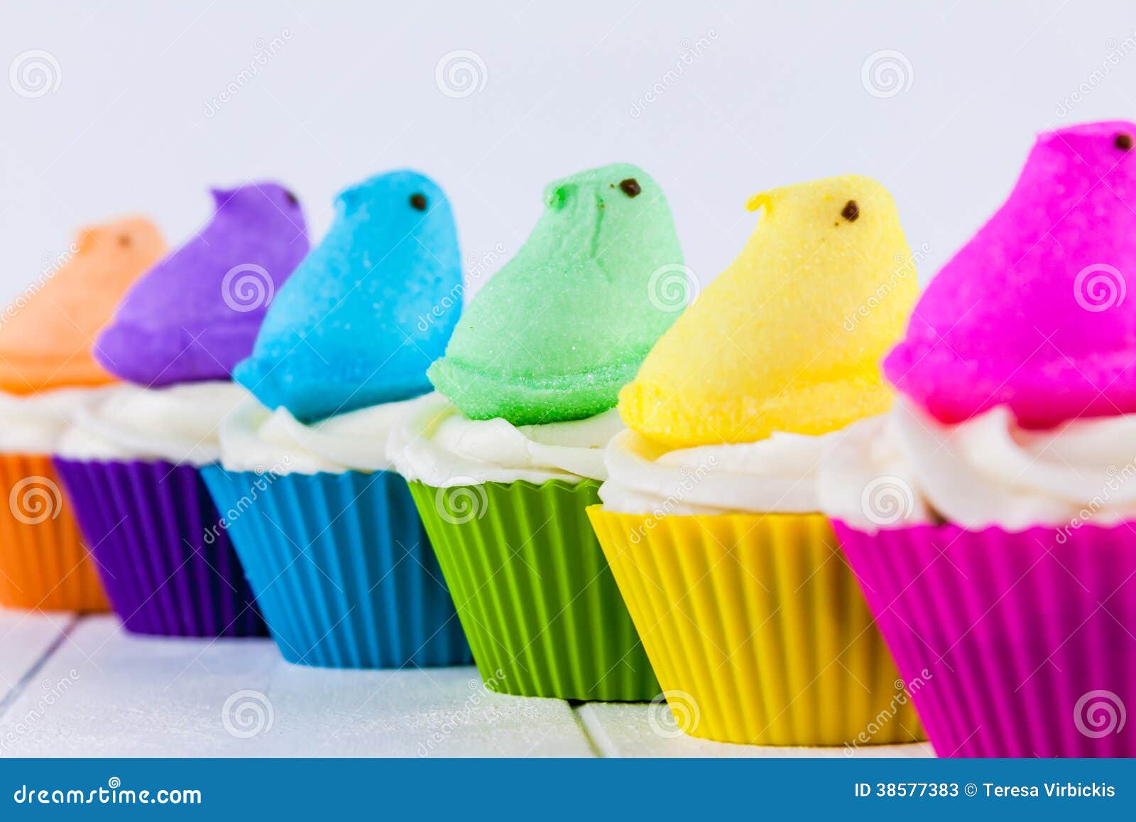 Peeps Easter Cupcakes editorial stock photo. Image of chocolate - 38577383