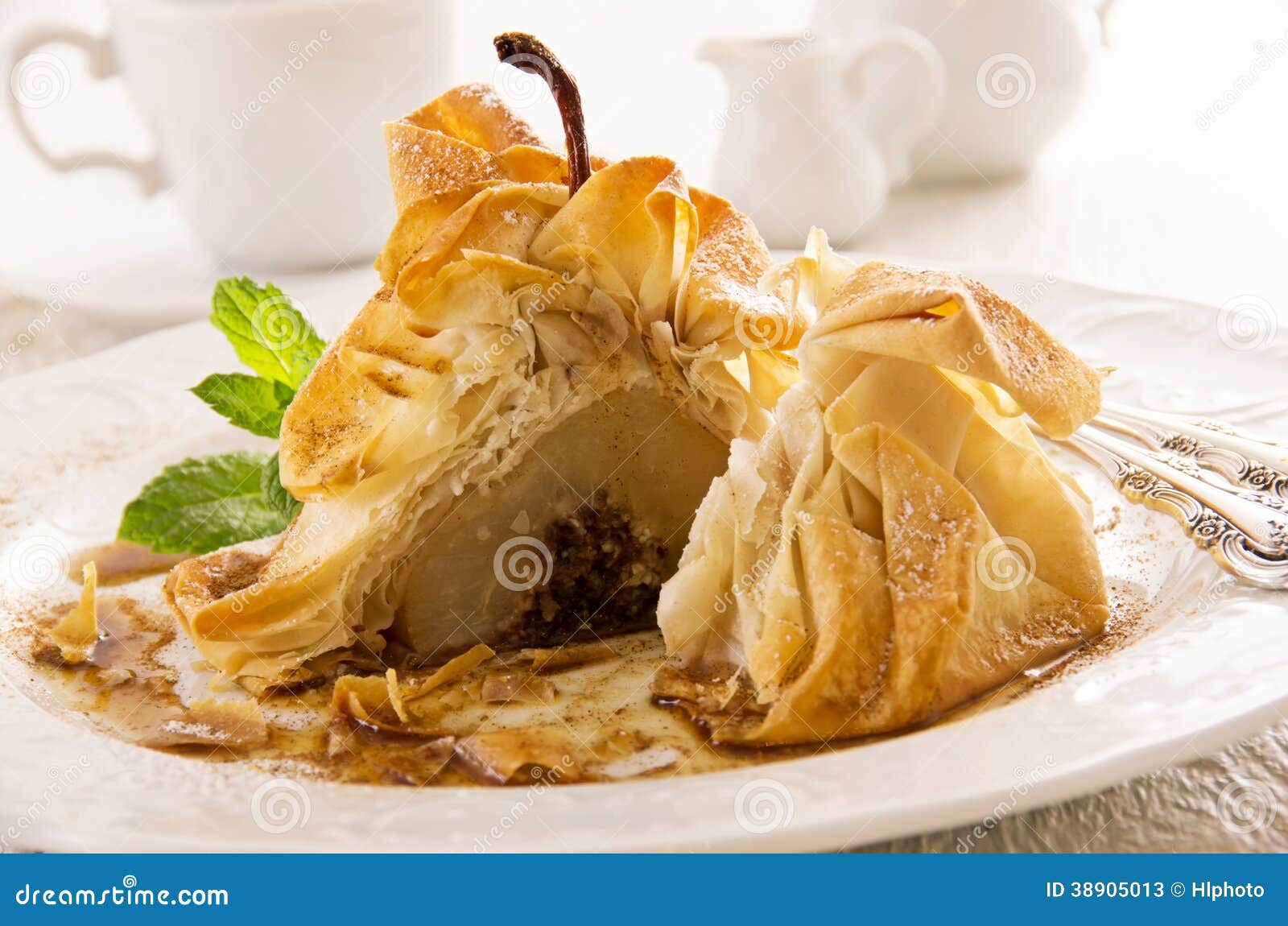 Peer Die in Filo-Deeg Wordt Gebakken Stock Afbeelding - Image of ...