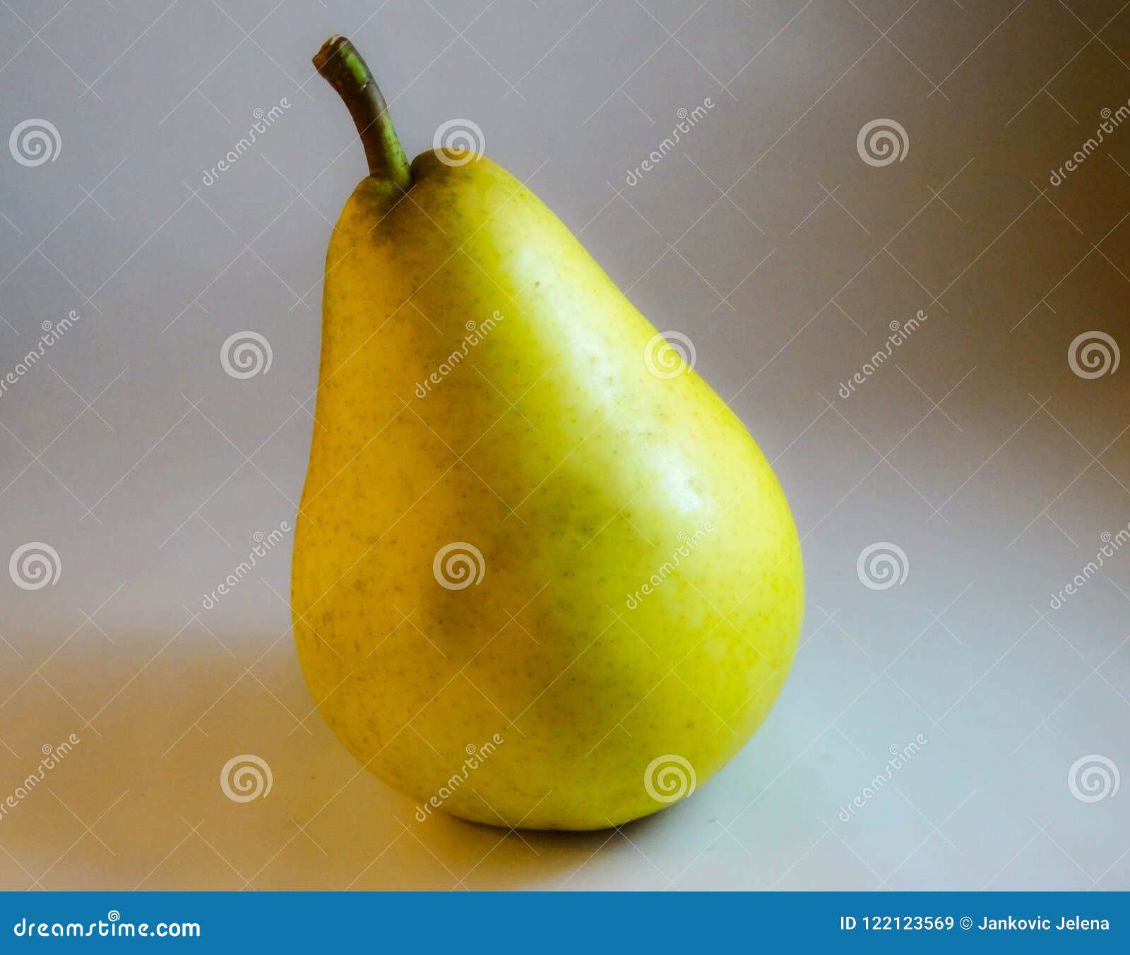 Peer Peer Op Witte Achtergrond Yelowpeer Kruska Stock Afbeelding ...