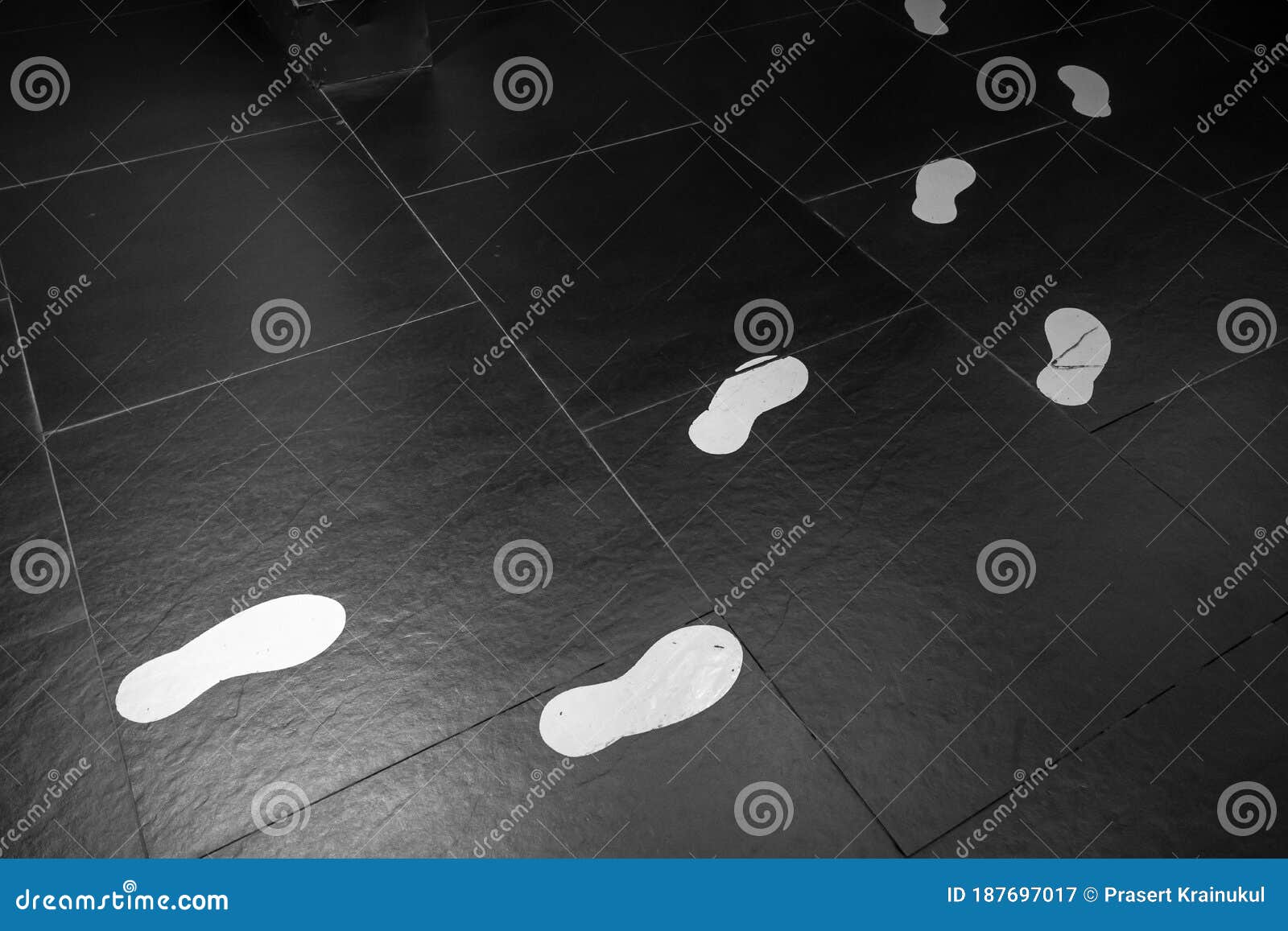 Pegadas Brancas No Chão Preto Imagem de Stock - Imagem de trilha, passo ...