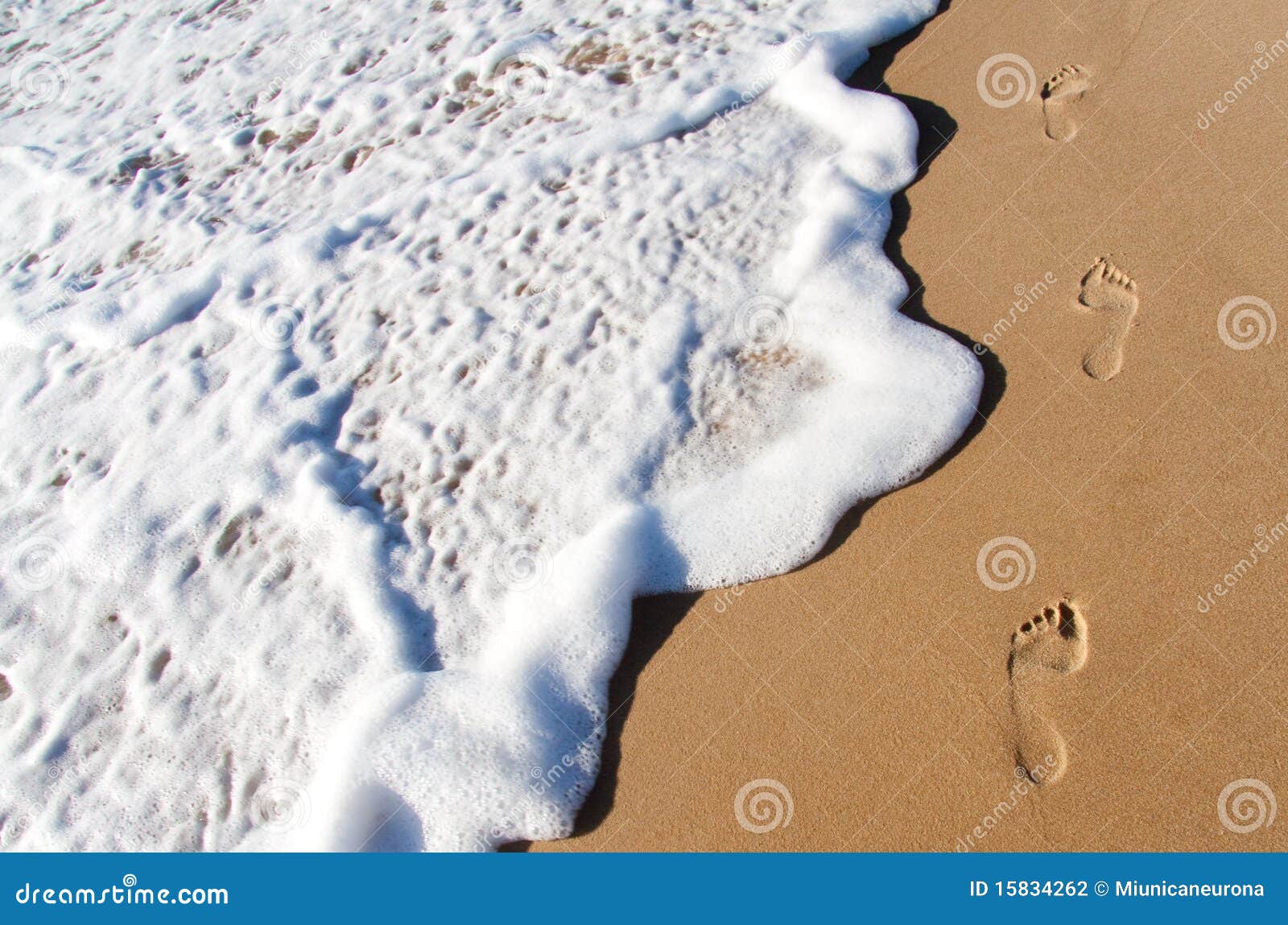 Pegadas na areia foto de stock. Imagem de ajuste, momento - 15834262