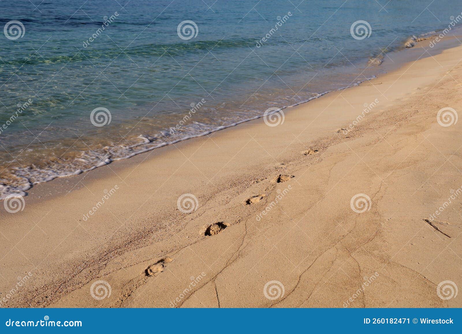 Pegadas na areia da praia imagem de stock. Imagem de grécia - 260182471