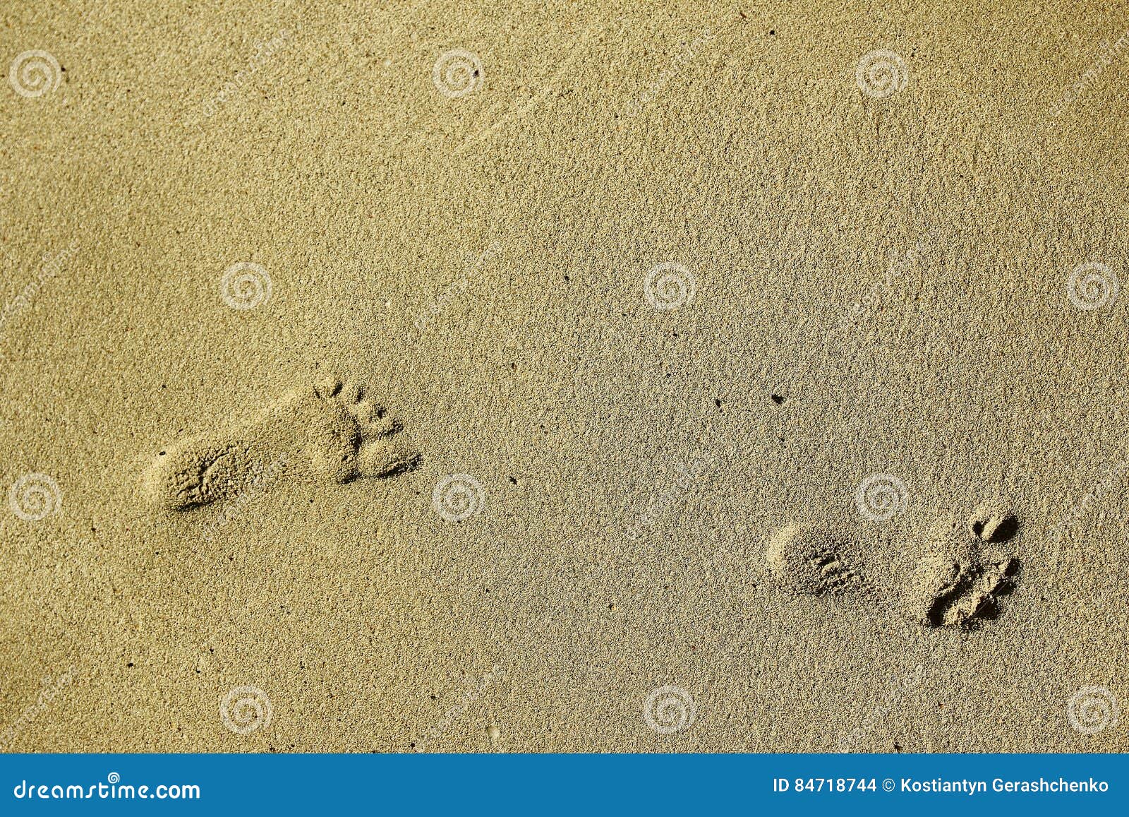 Pegadas na areia na praia foto de stock. Imagem de exterior - 84718744