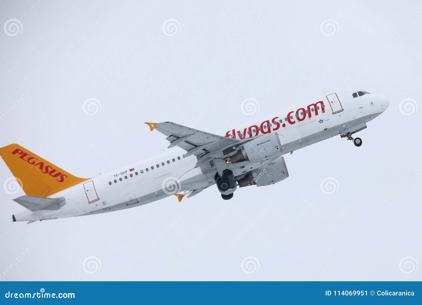 Pegasus Flygbuss A320-200 TC-DCF I Den Munich Flygplatsen Redaktionell ...