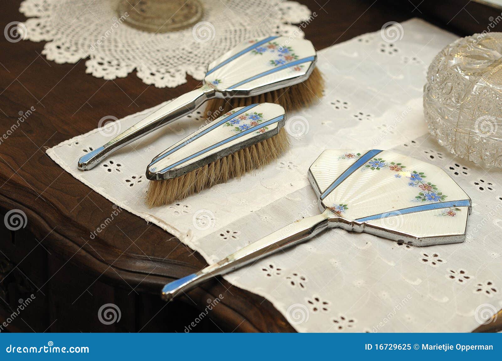 Peigne et miroir image stock. Image du mode, décoré, isolement - 16729625