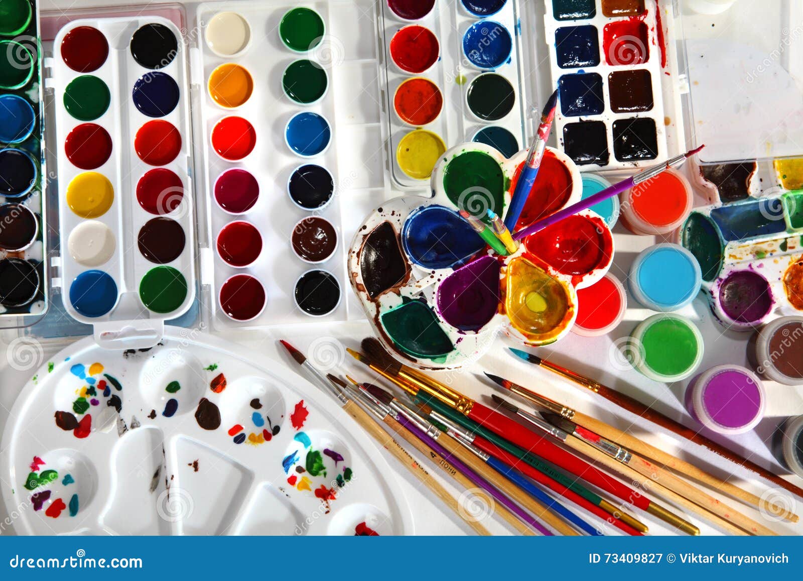 Peignez Les Palettes Et Les Brosses Image stock - Image du multicolore ...