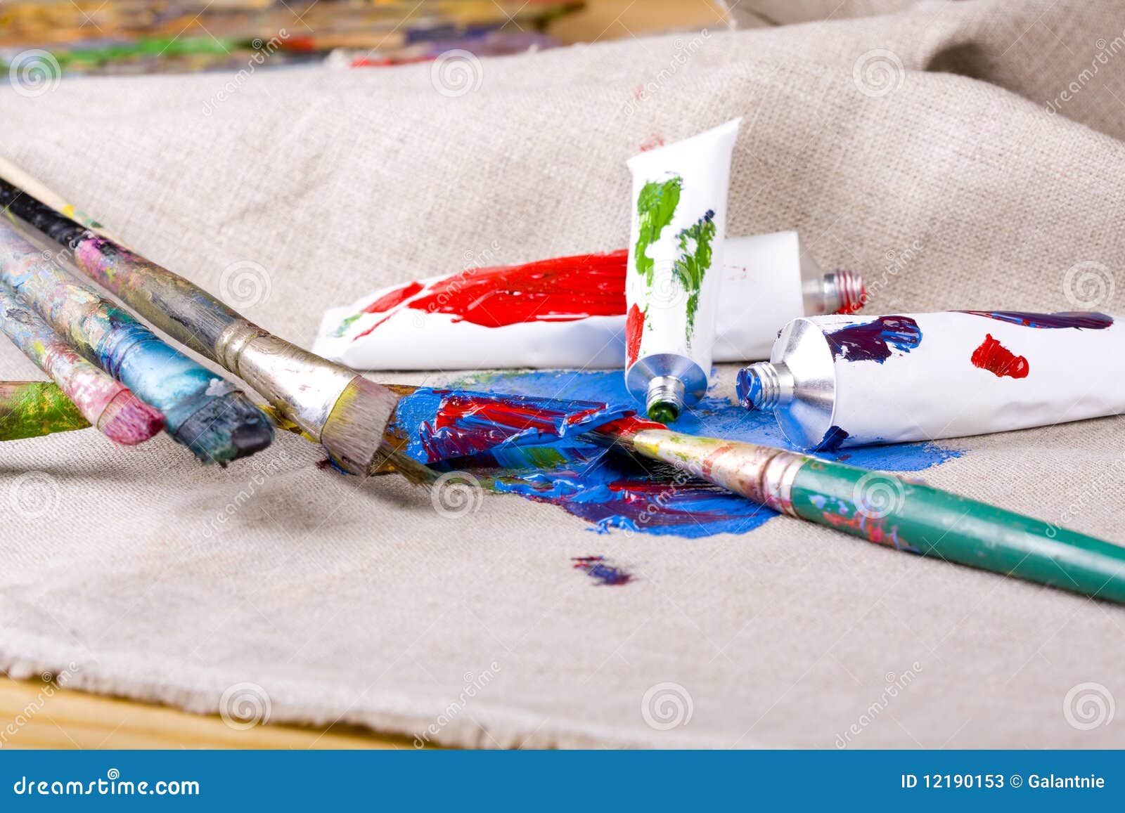 Peignez les tubes image stock. Image du ouvert, tube - 12190153