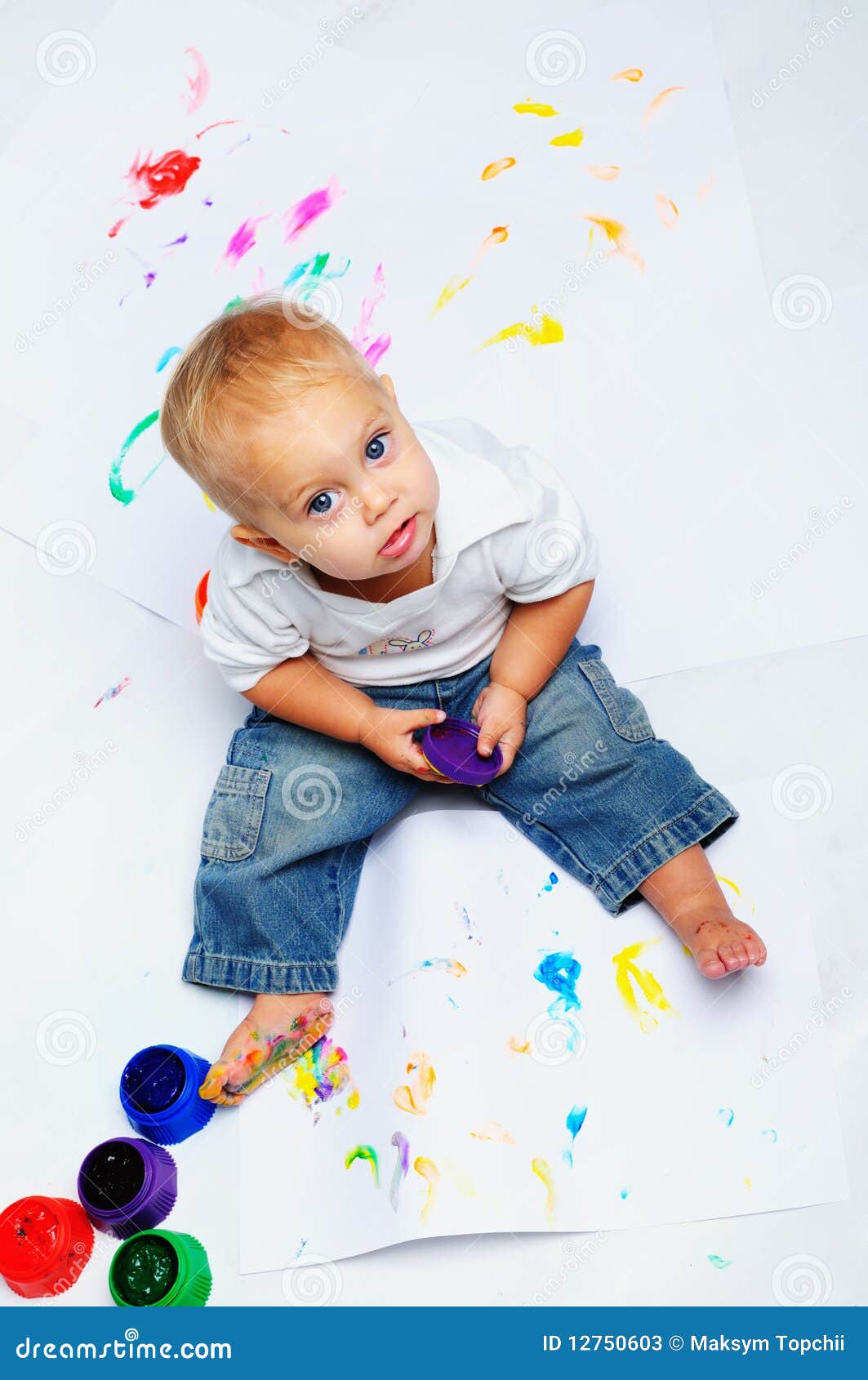 Peintures de bébé image stock. Image du enfant, balai - 12750603