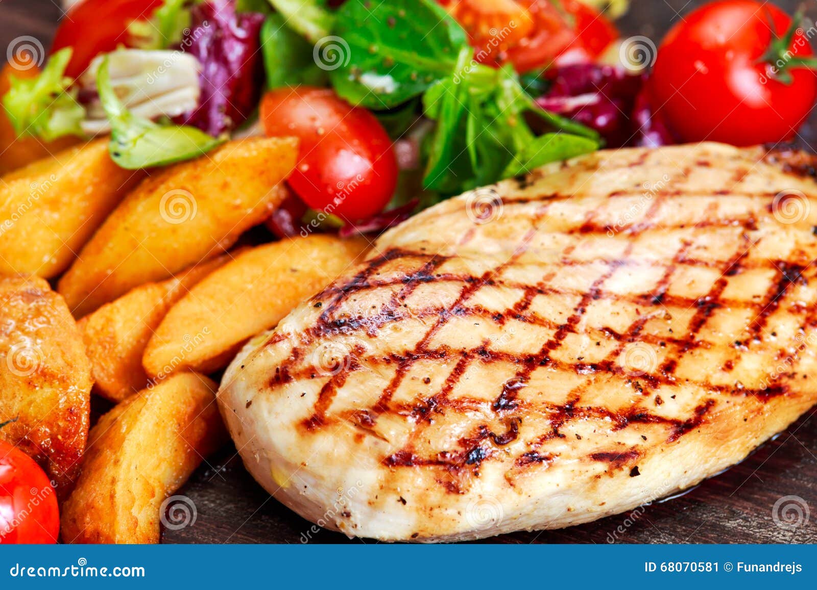 Peito De Frango Grelhado Com Batata E Vegetais Imagem de Stock - Imagem ...