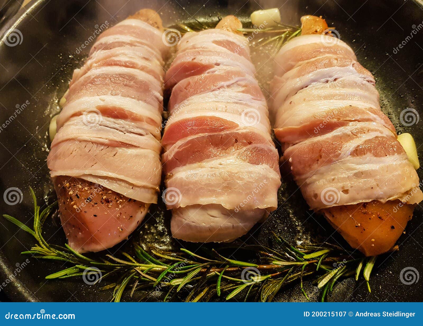 Peito de frango molhado imagem de stock. Imagem de bacon - 200215107