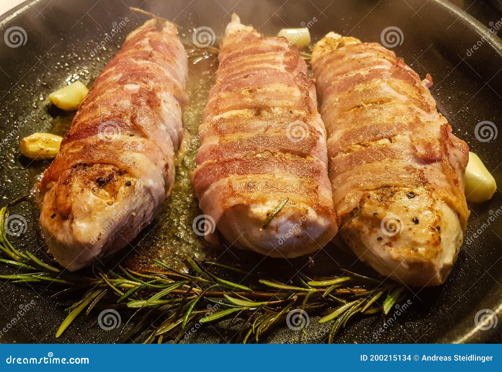 Peito de frango molhado foto de stock. Imagem de ervas - 200215134